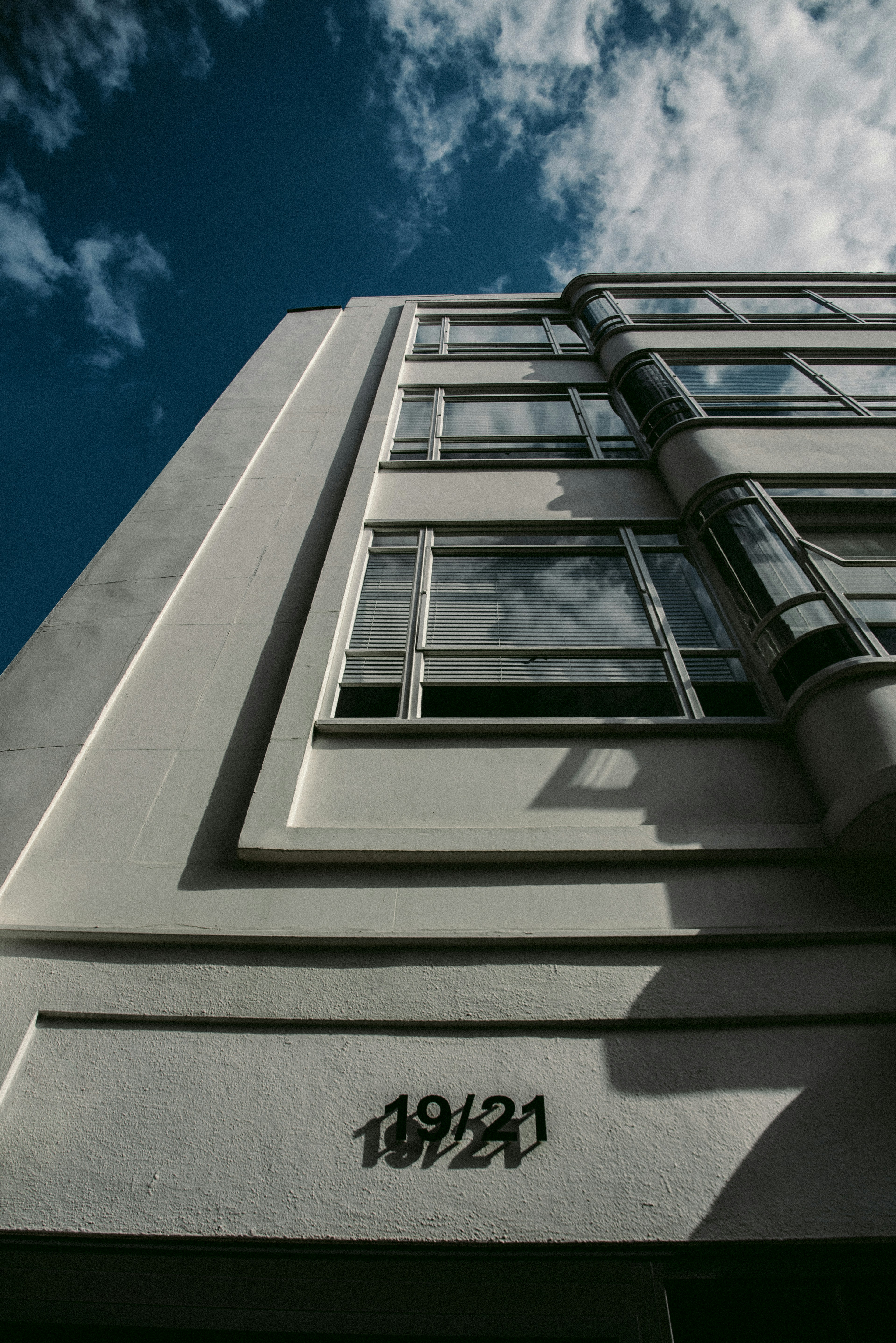 Plano contrapicado de un edificio blanco contra un cielo azul. foto ...