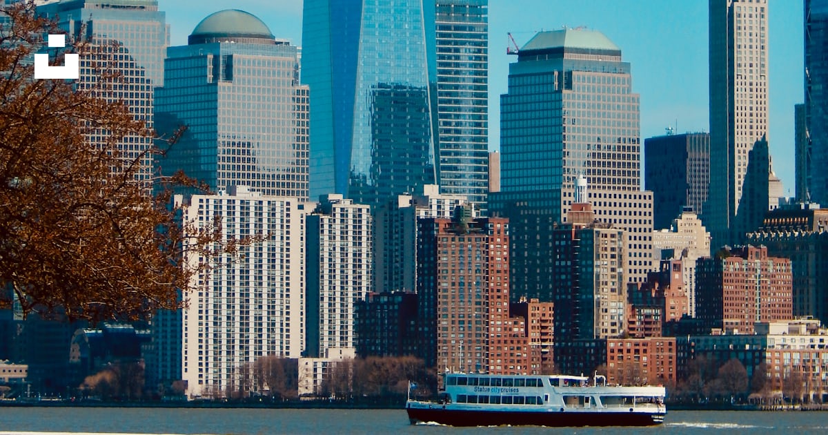 원 월드 트레이드 센터one World Trade Center가 도시 위로 우뚝 솟아 있습니다 사진 Unsplash의
