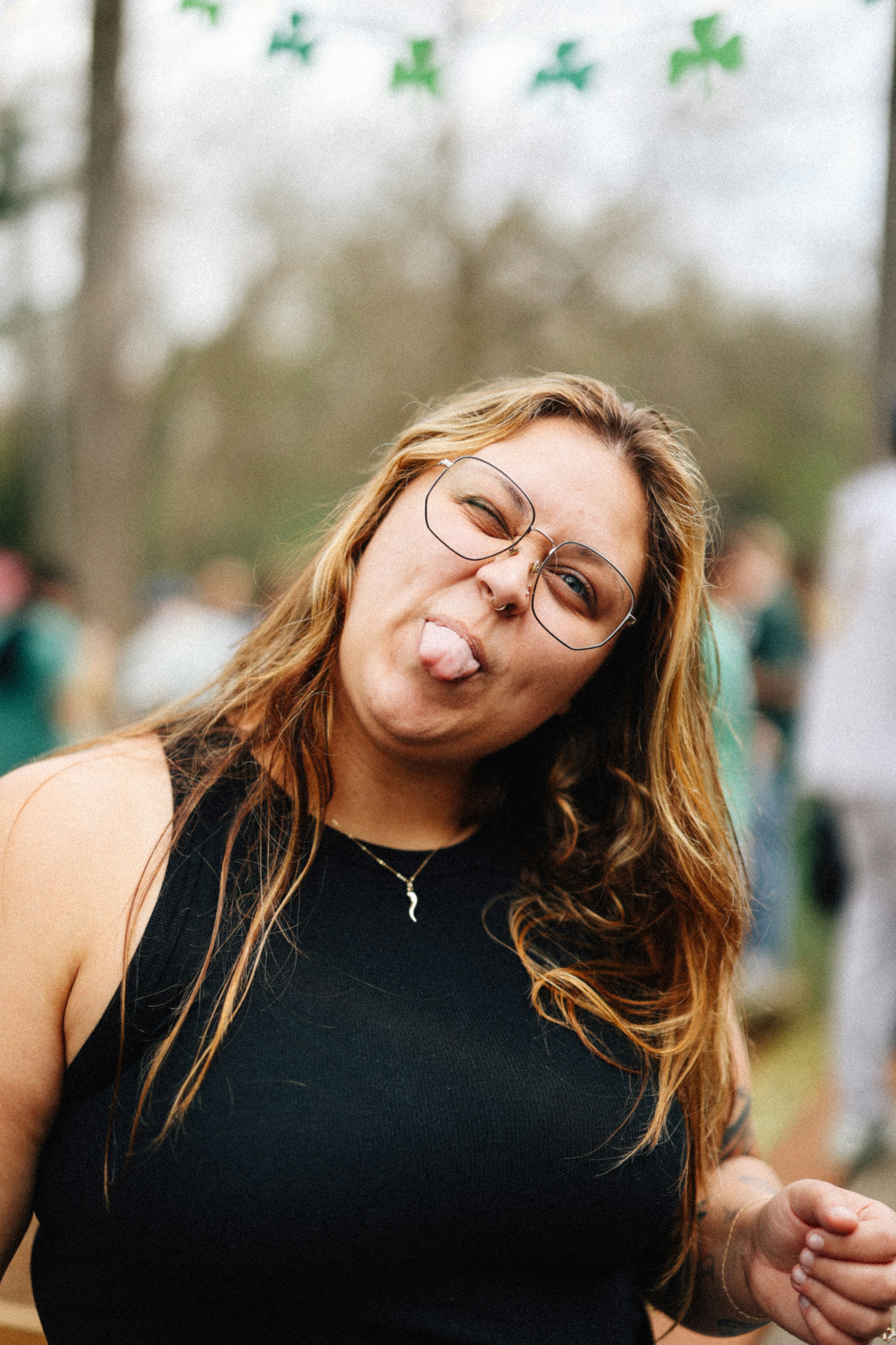 Mujer sacando la lengua con una expresión tonta. foto – Imagen gratuita ...