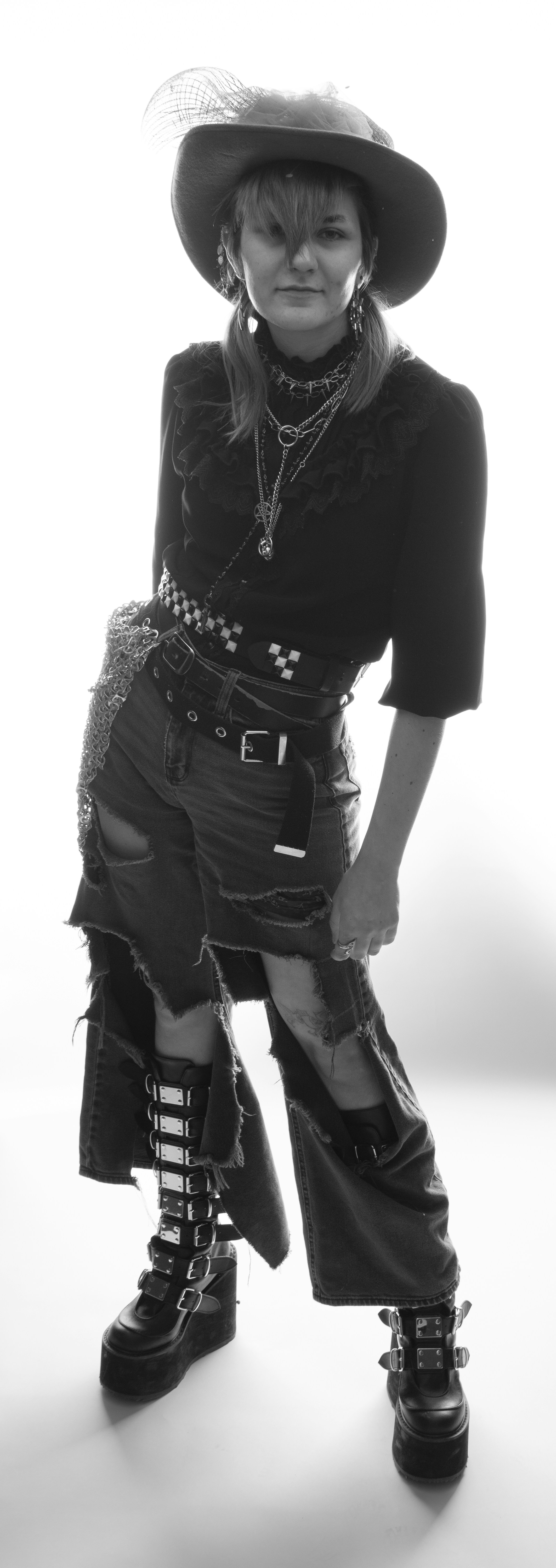 Una mujer posa de manera atrevida y alternativa. foto – Imagen de Crudo ...