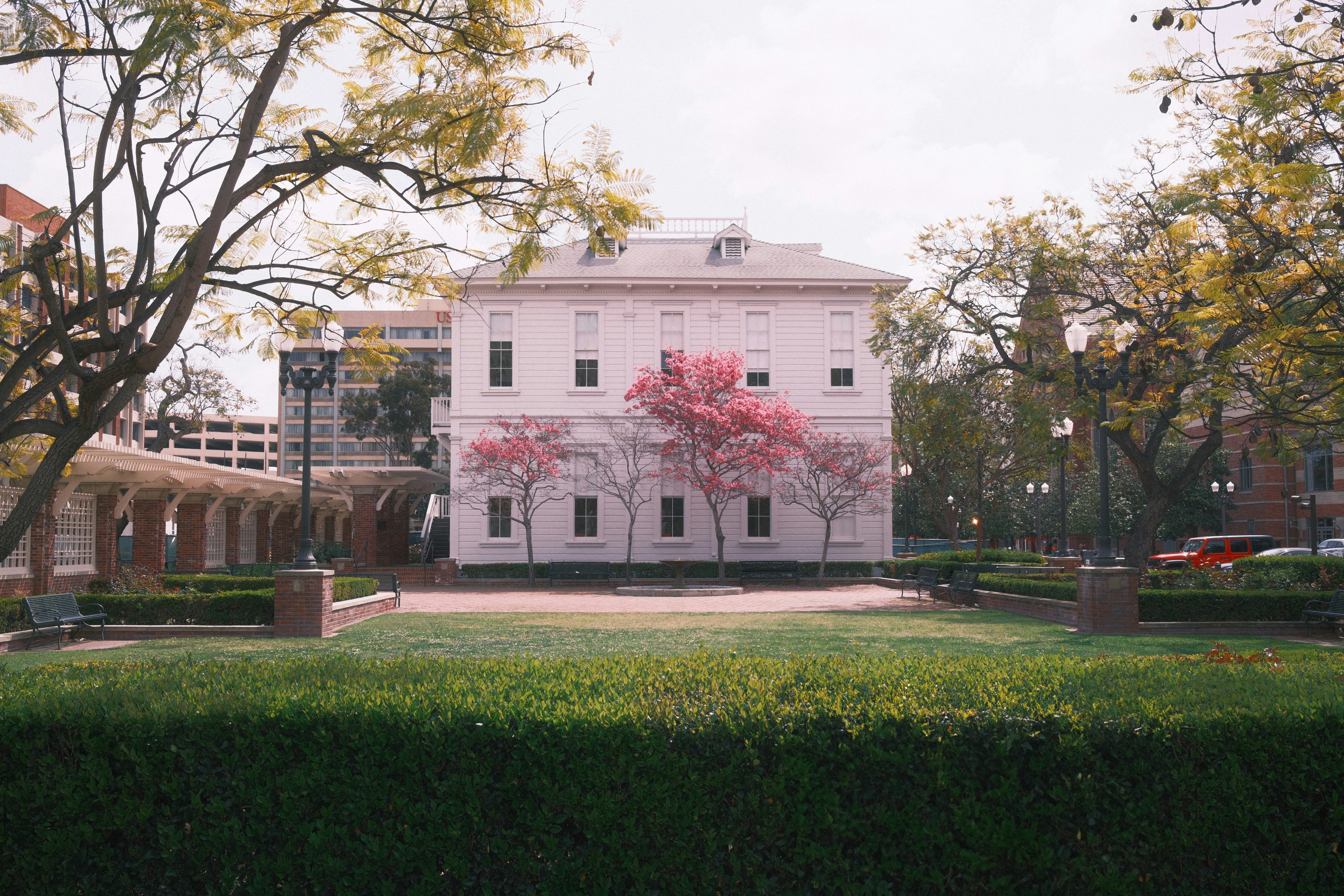 A building is surrounded by greenery and trees. photo – Free Usc Image on Unsplash
