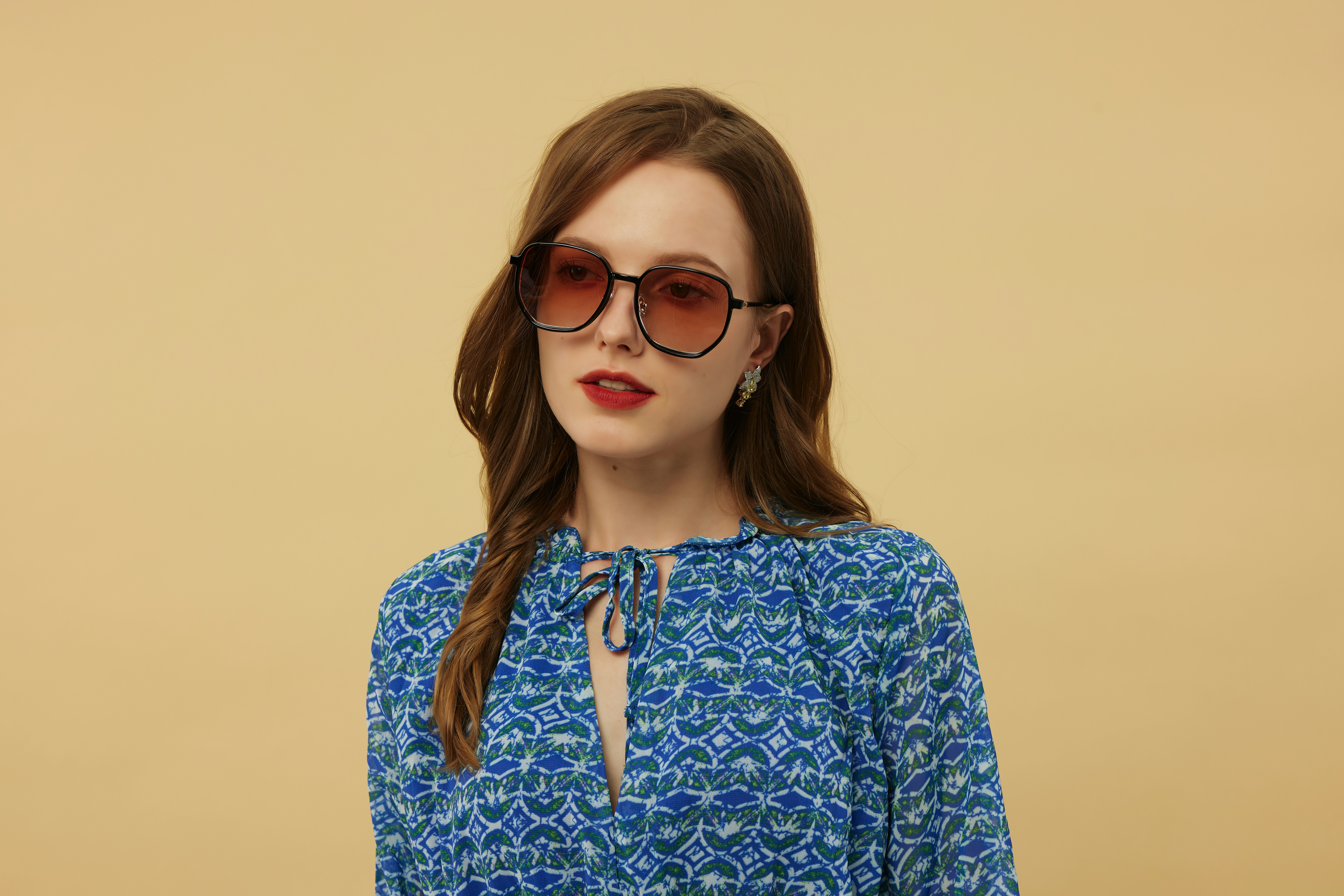 Mujer con gafas de sol y un vestido azul. foto – Imagen gratuita en ...