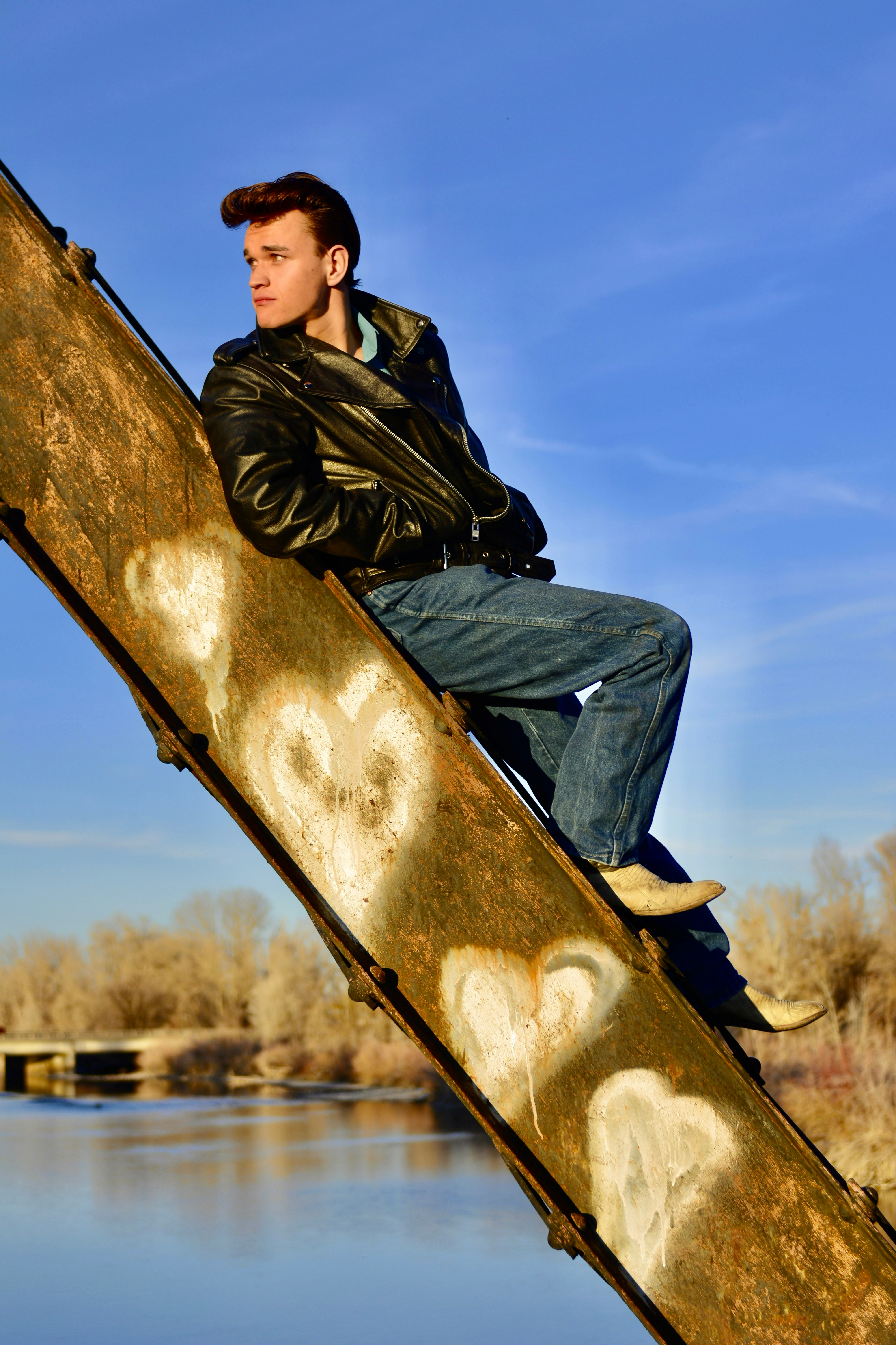 A young man poses on a structure. photo – Free Portrait Image on Unsplash