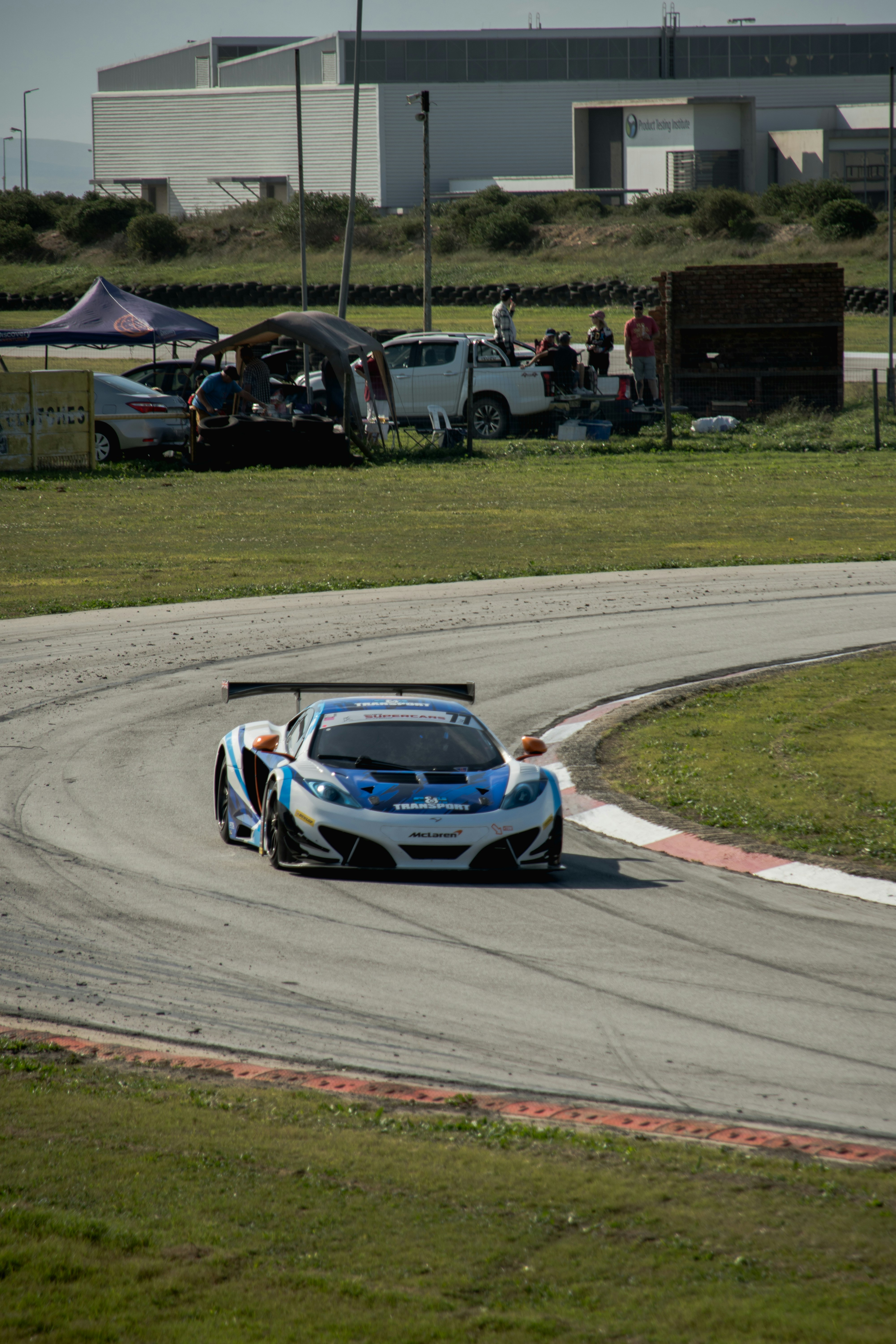 Une voiture de course McLaren file toute vitesse sur une piste. photo ...