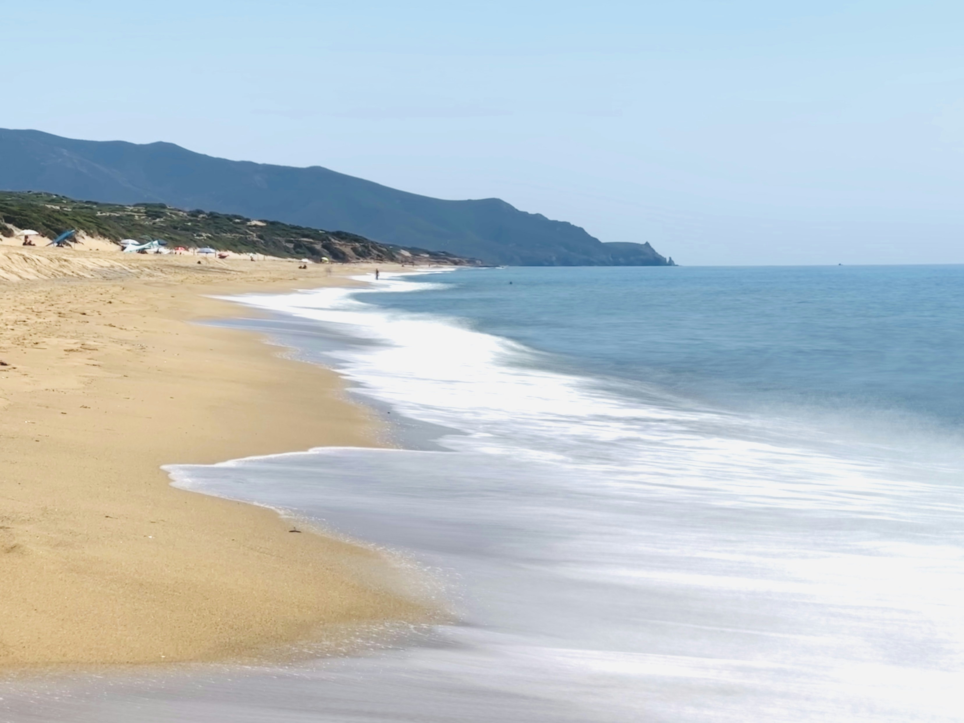 La playa y las montañas se encuentran con el océano. foto – Imagen de Playa gratuita en Unsplash