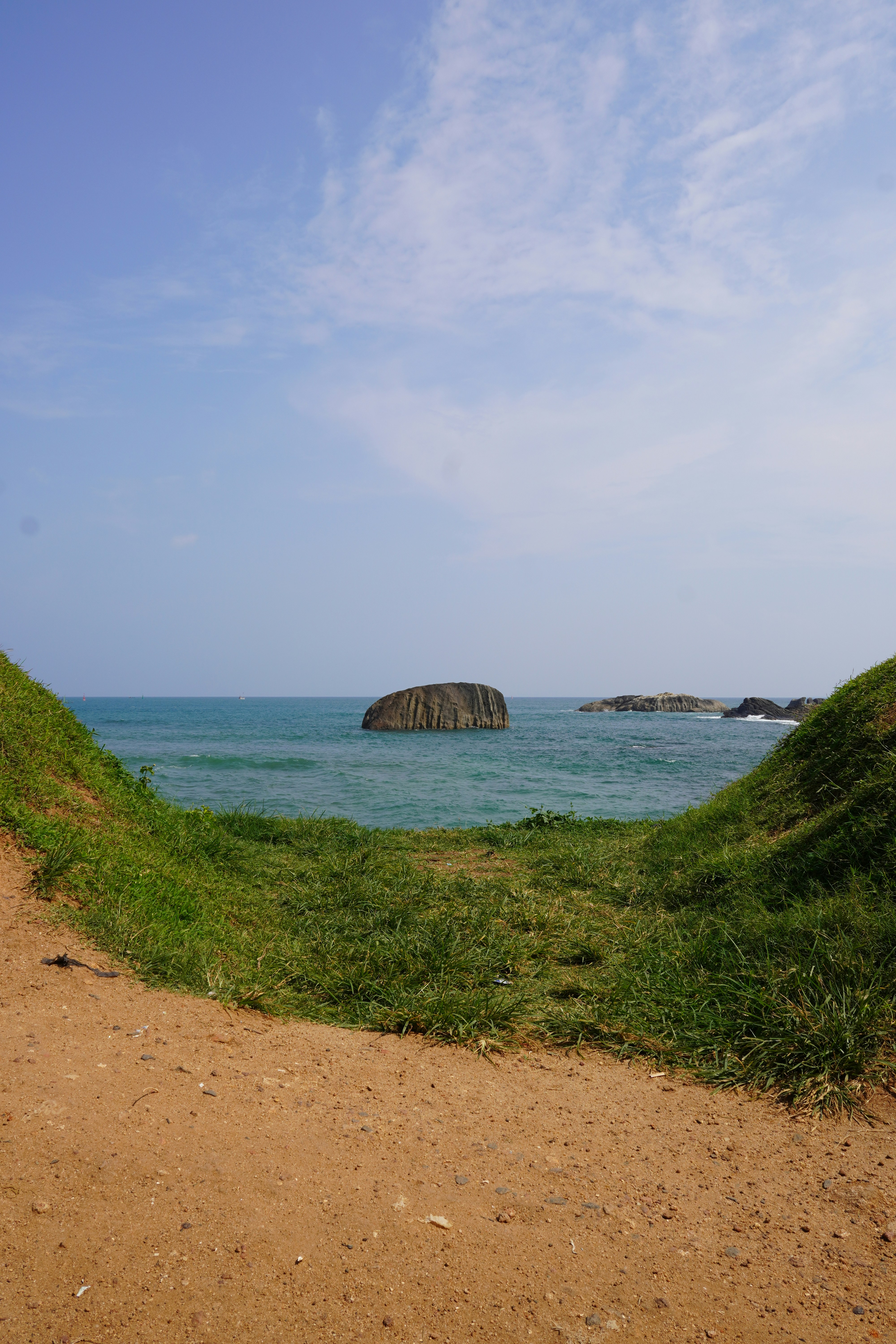 Vista al mar con rocas y pasto verde. foto – Imagen de Playa gratuita ...