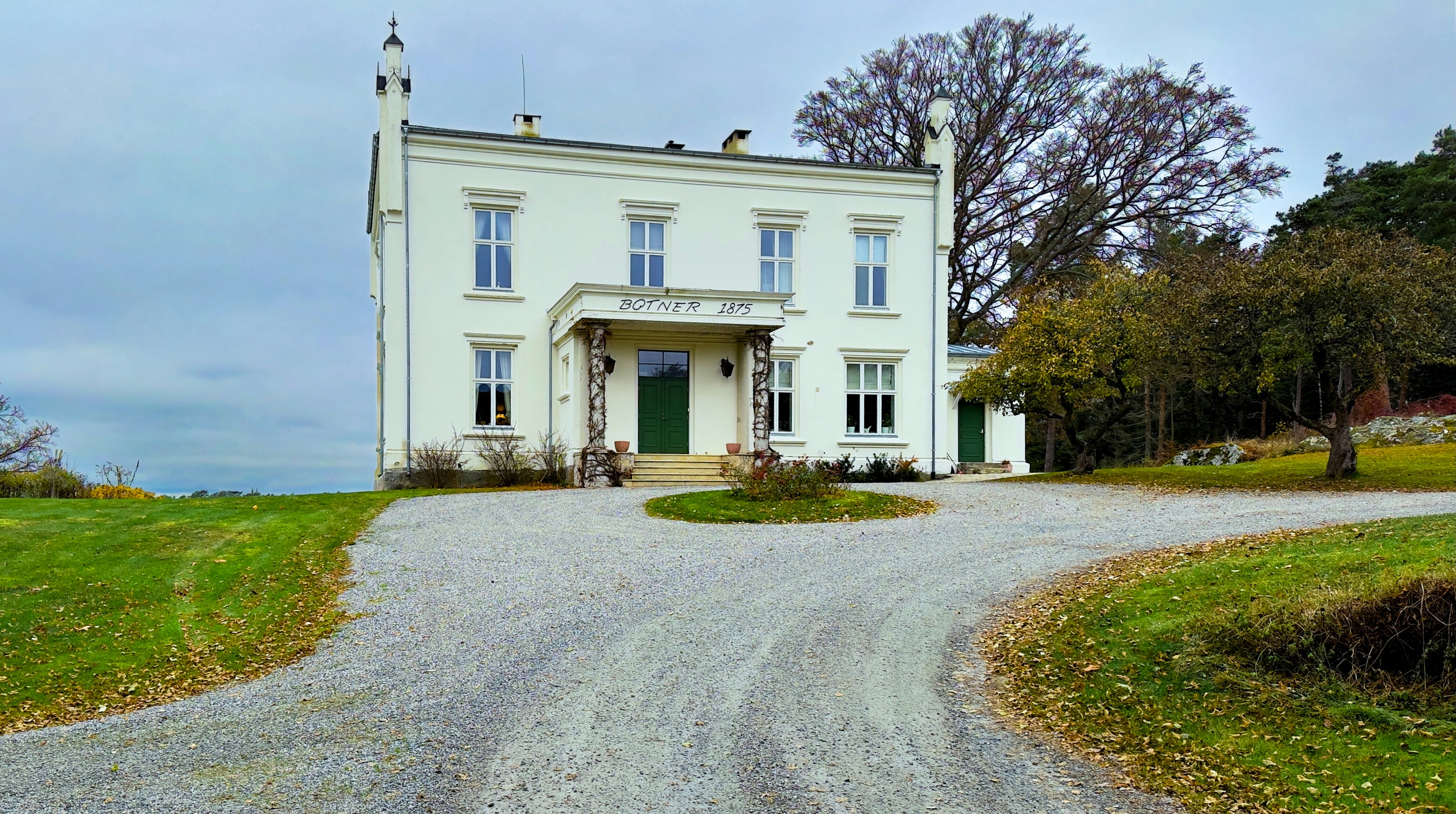 Elegant white mansion with a long gravel driveway. photo – Free House ...