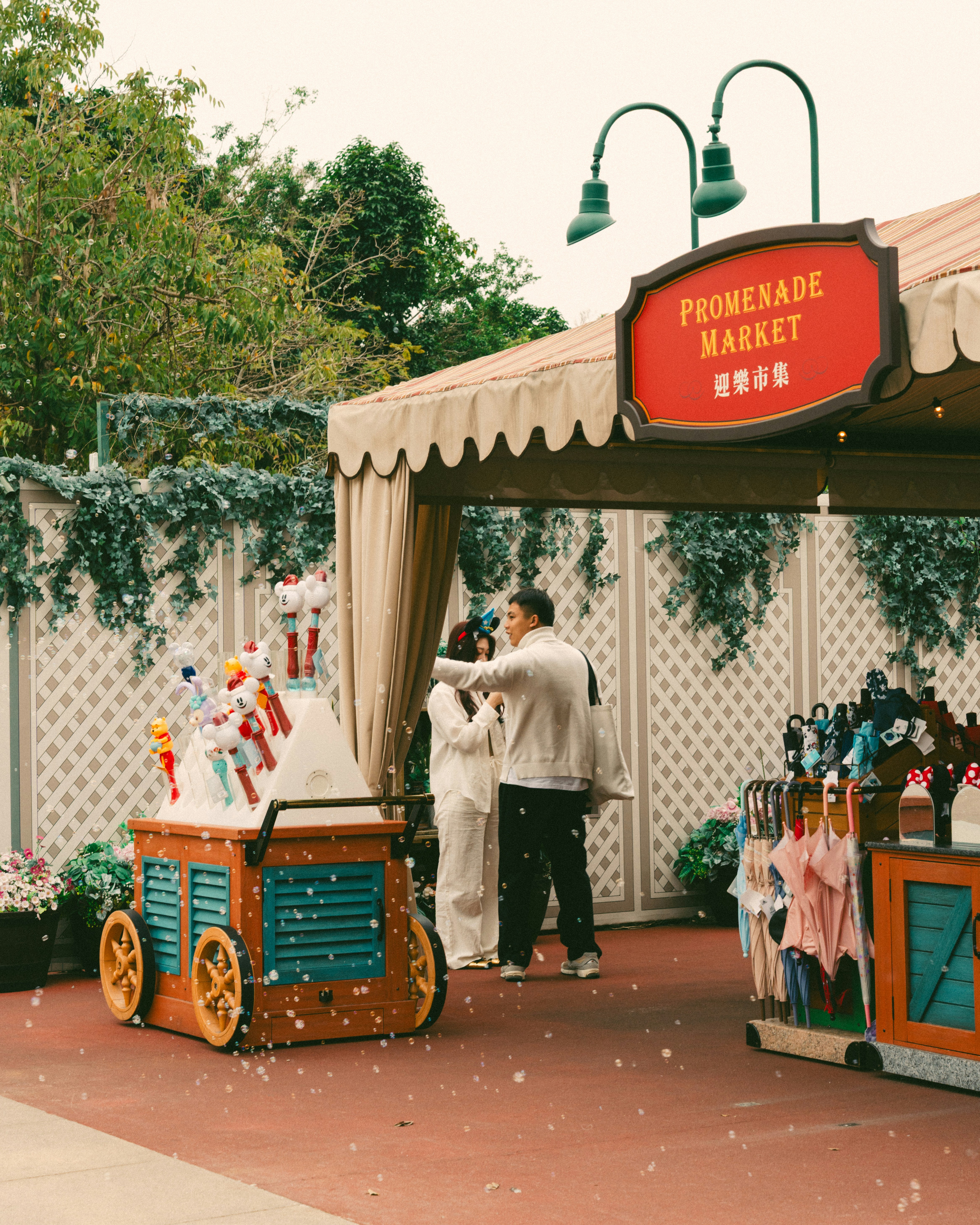A couple poses at the promenade market in the park. photo – Free ...