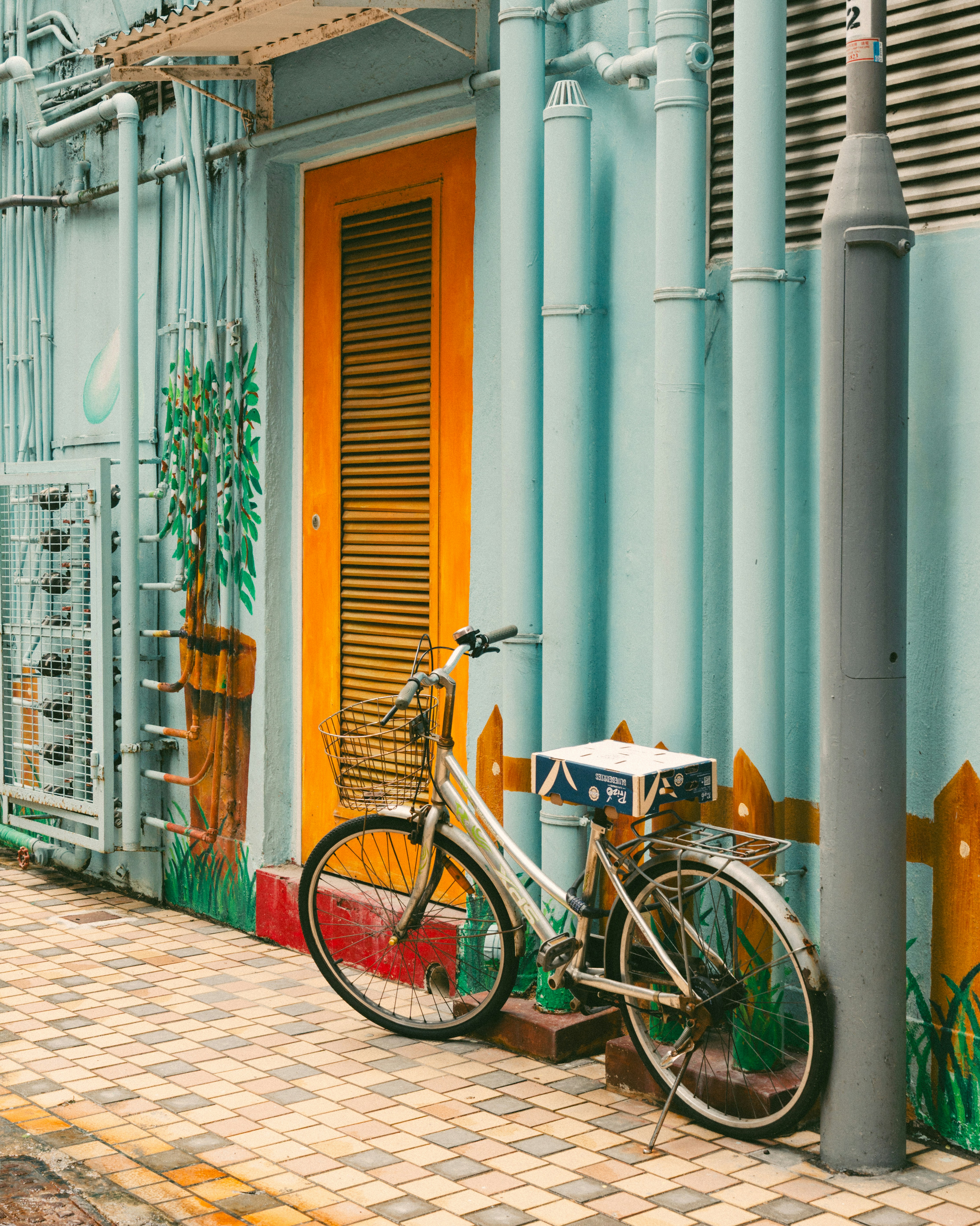 A bicycle rests near a colorful wall. photo – Free Street photography ...