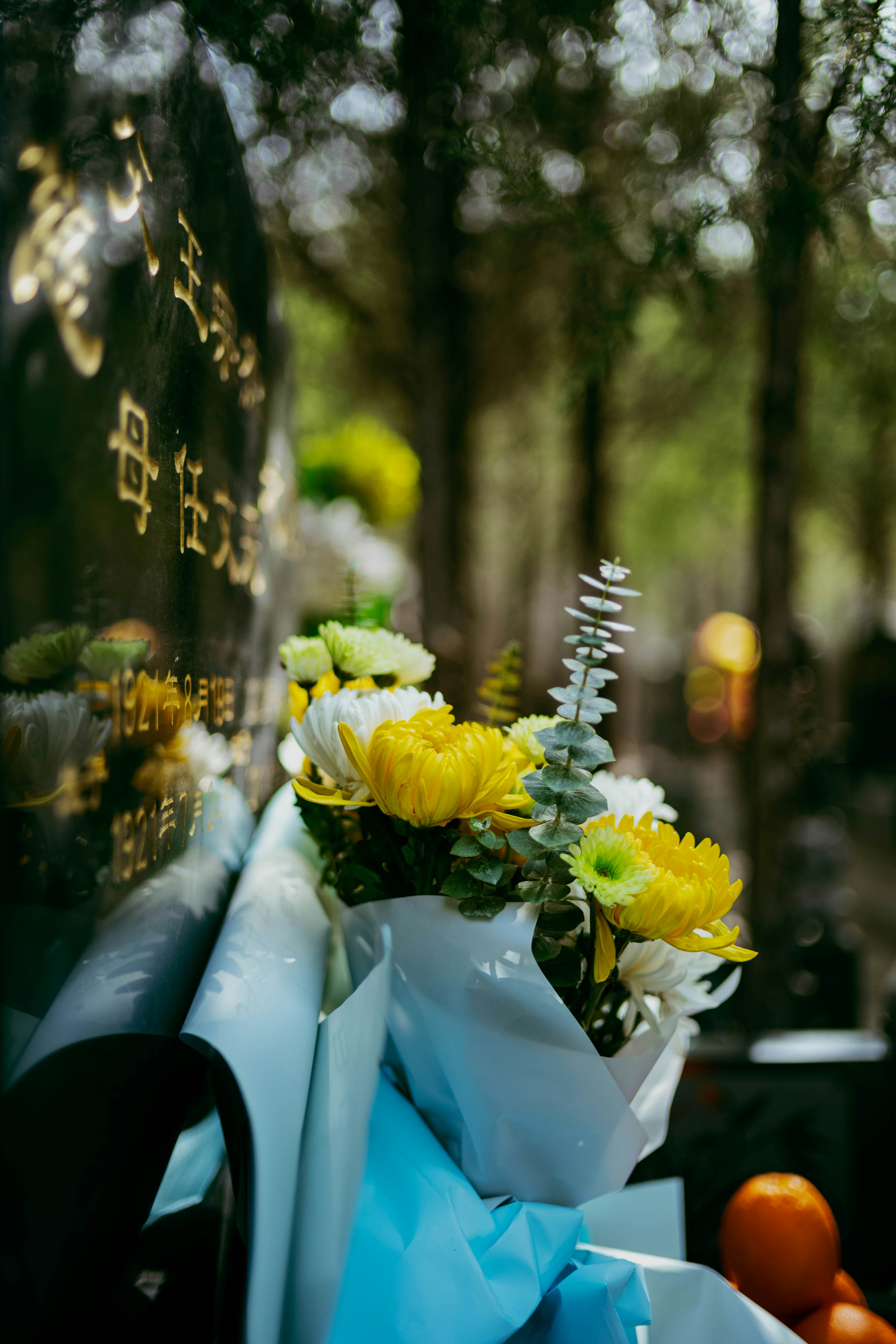 Flowers rest at a graveside memorial. photo – Free Flower Image on Unsplash
