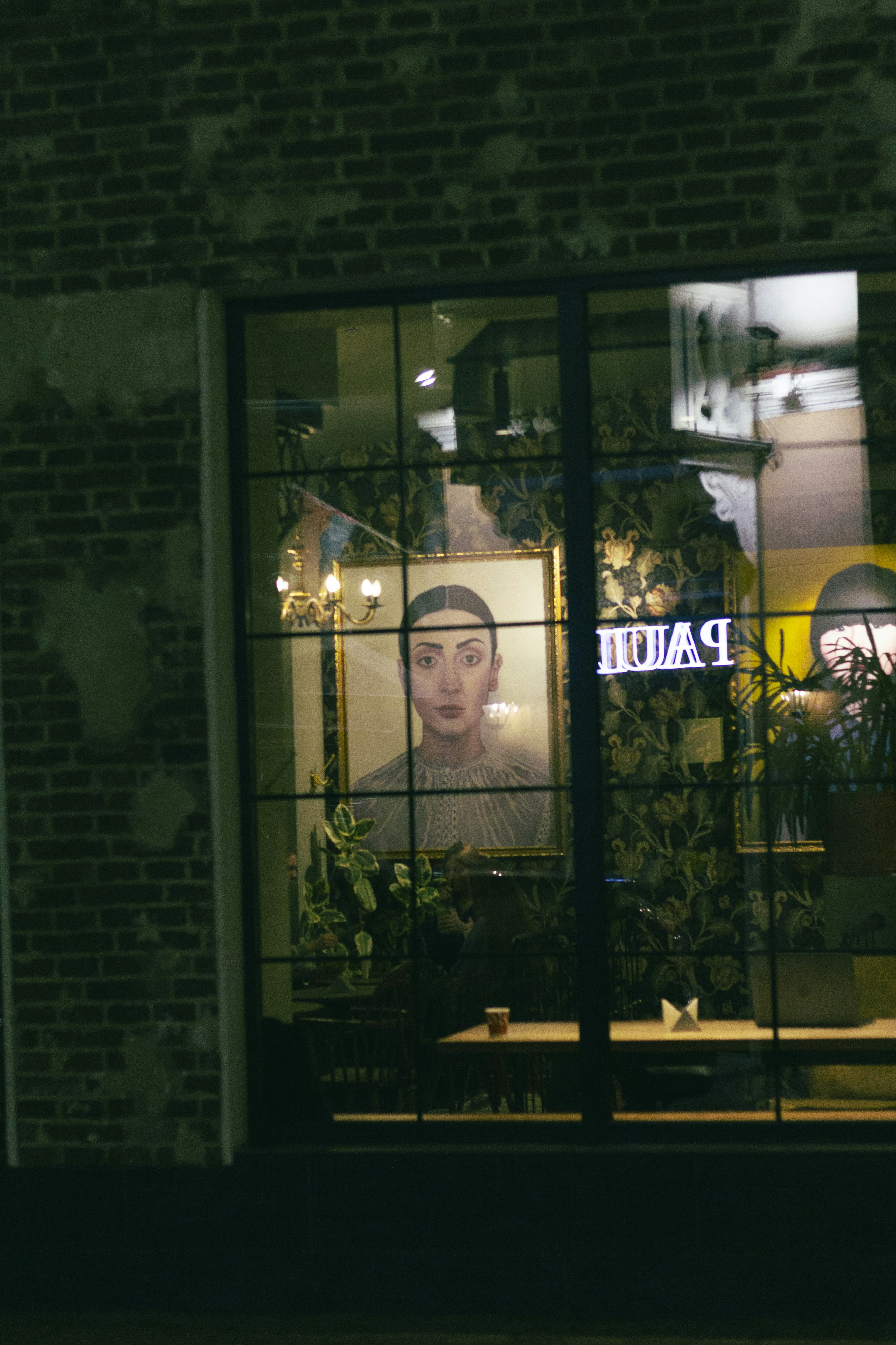 Nocturnal Gazes Through the Glass