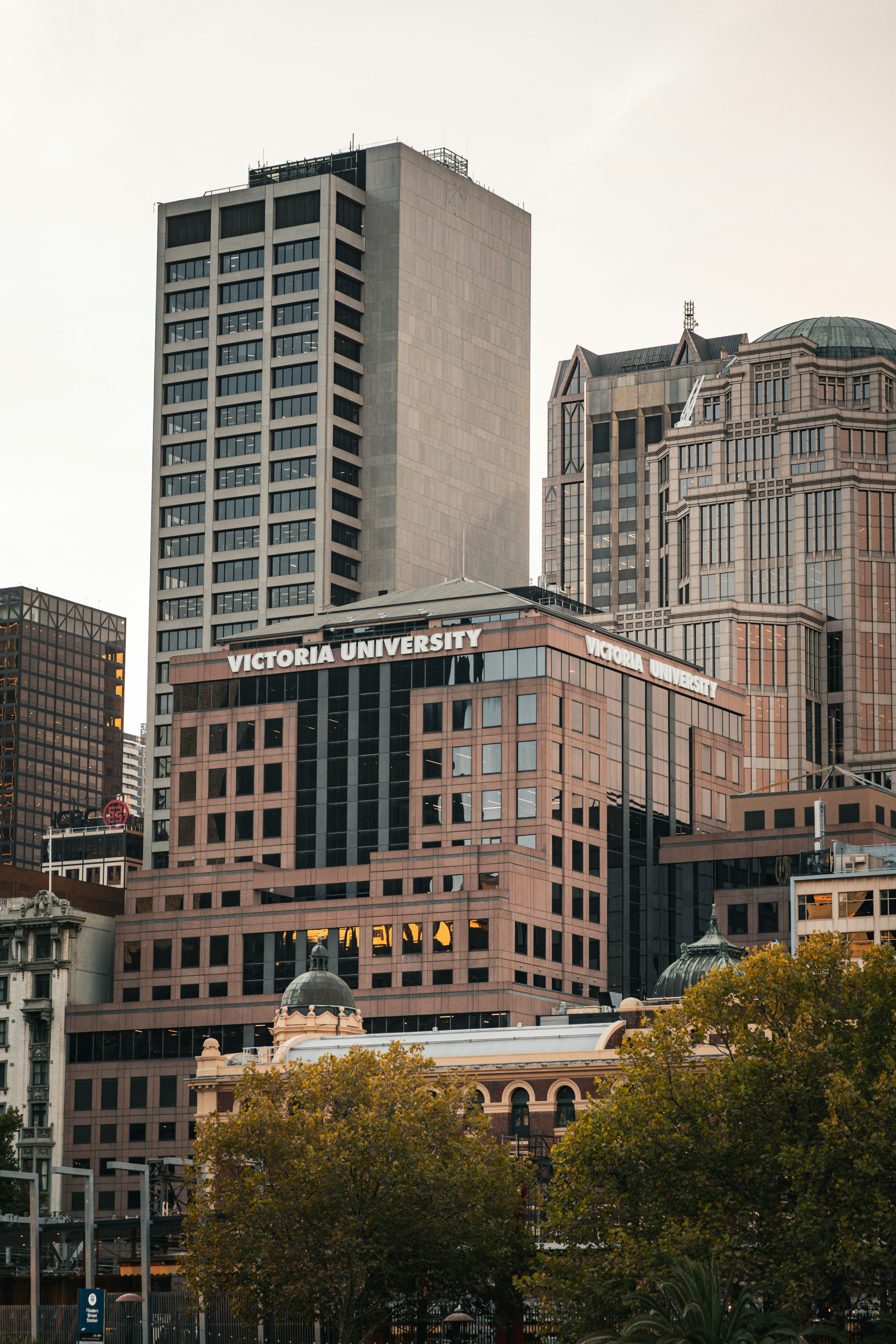 Edificio de la universidad Victoria en medio de los rascacielos de la ...