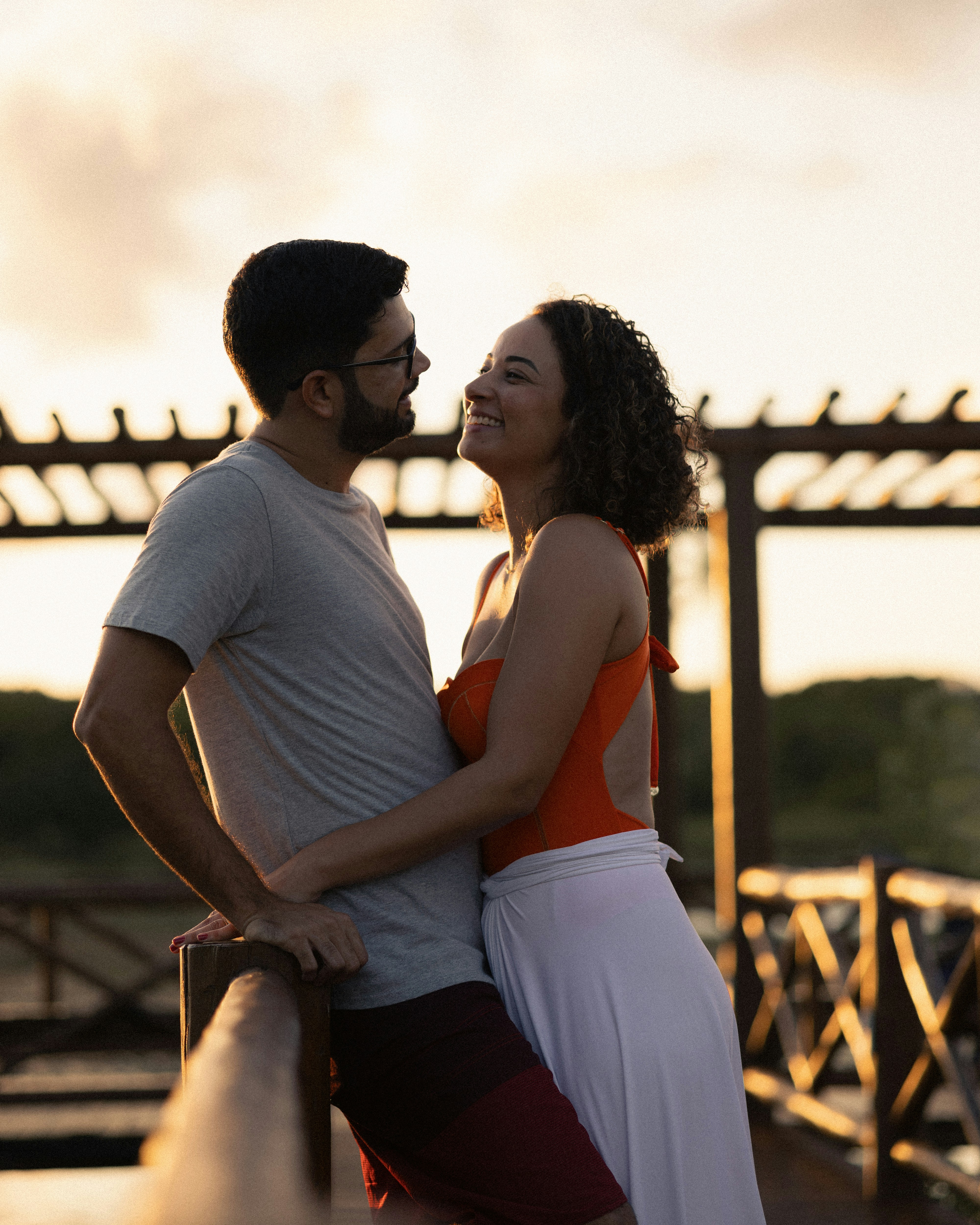 Casal amoroso olhando um para o outro durante o pôr do sol. foto ...