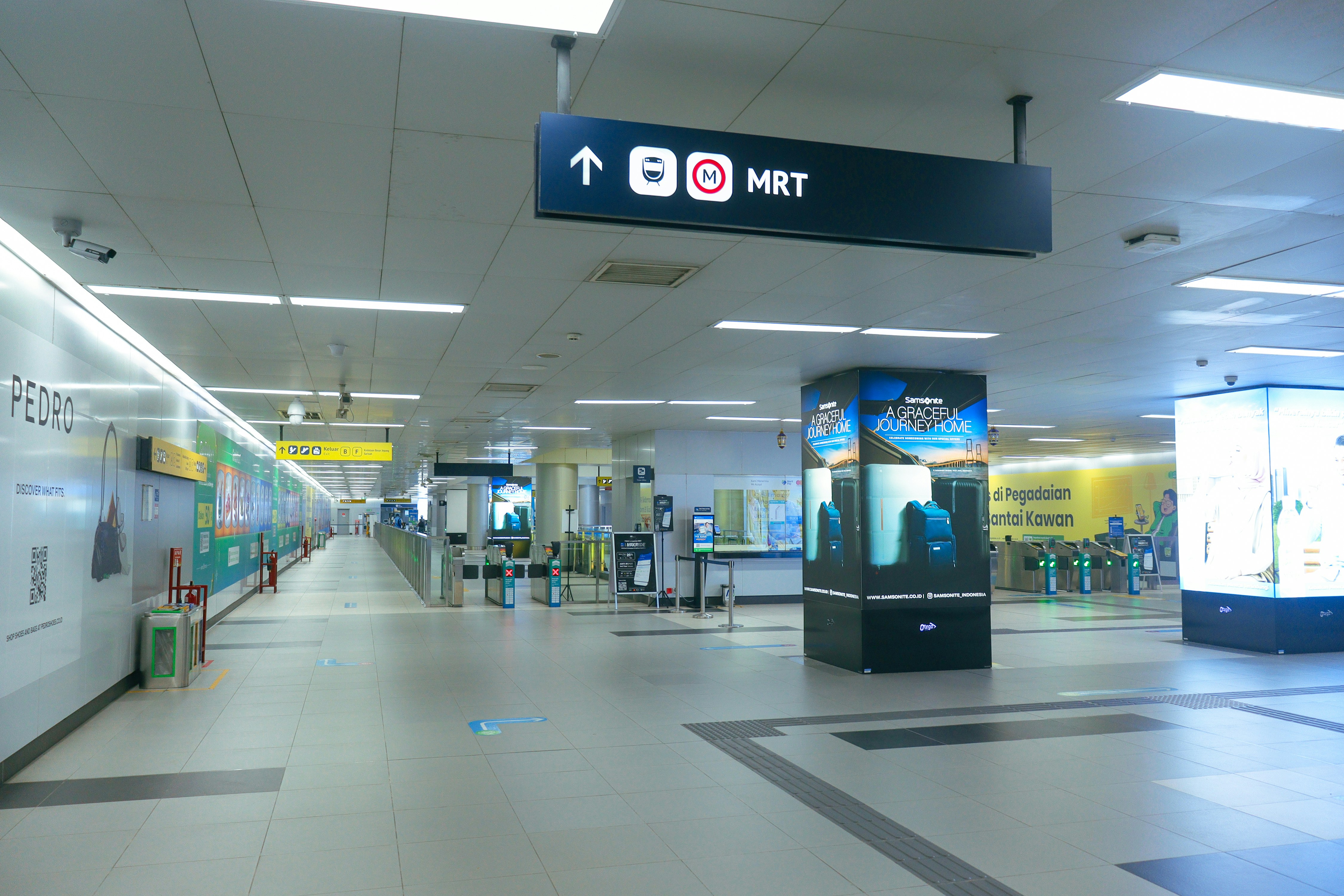 Empty mrt station with signs and advertisements. photo – Free Office ...