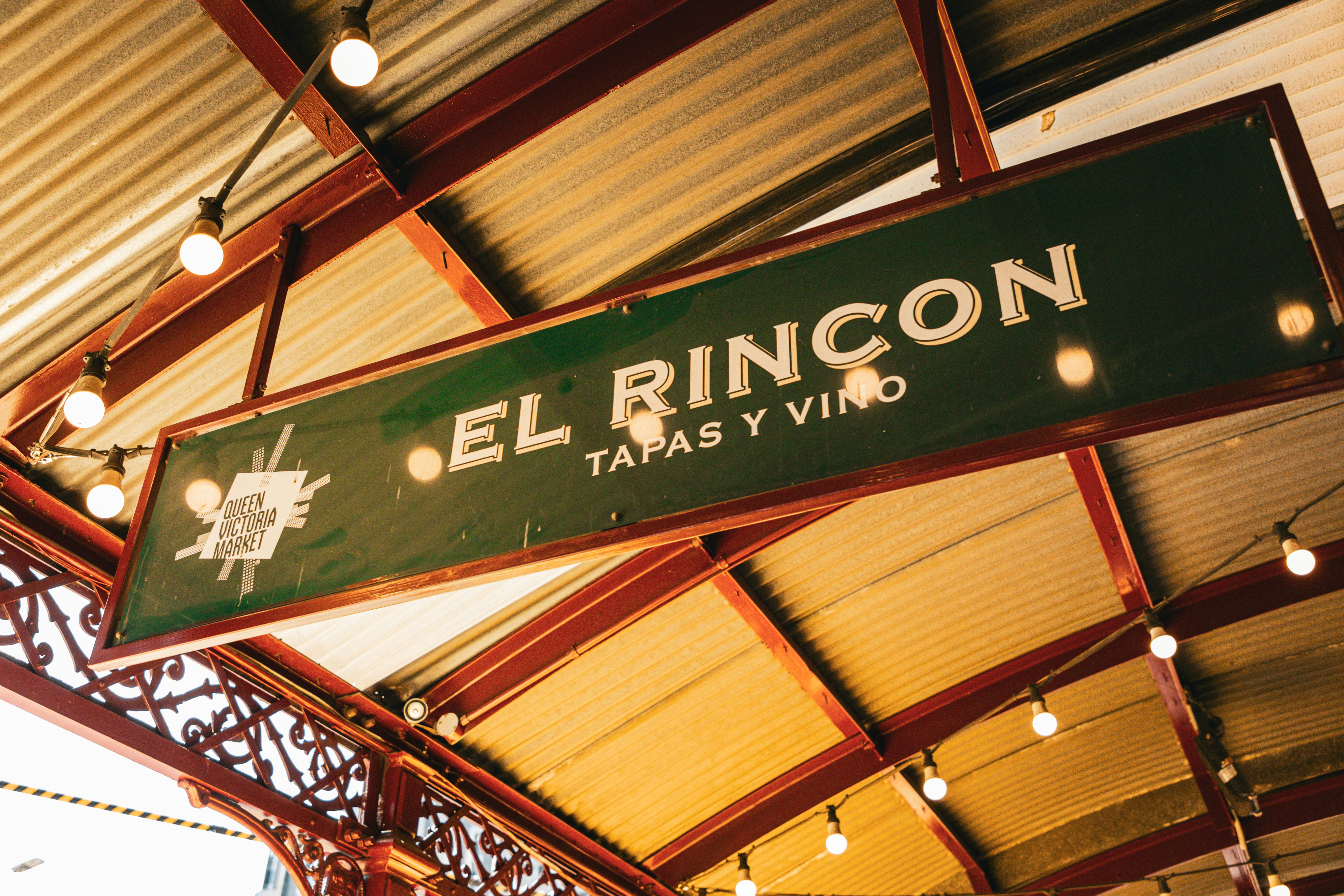 Un letrero del restaurante dice "el rincón tapas y vino". foto – Imagen ...