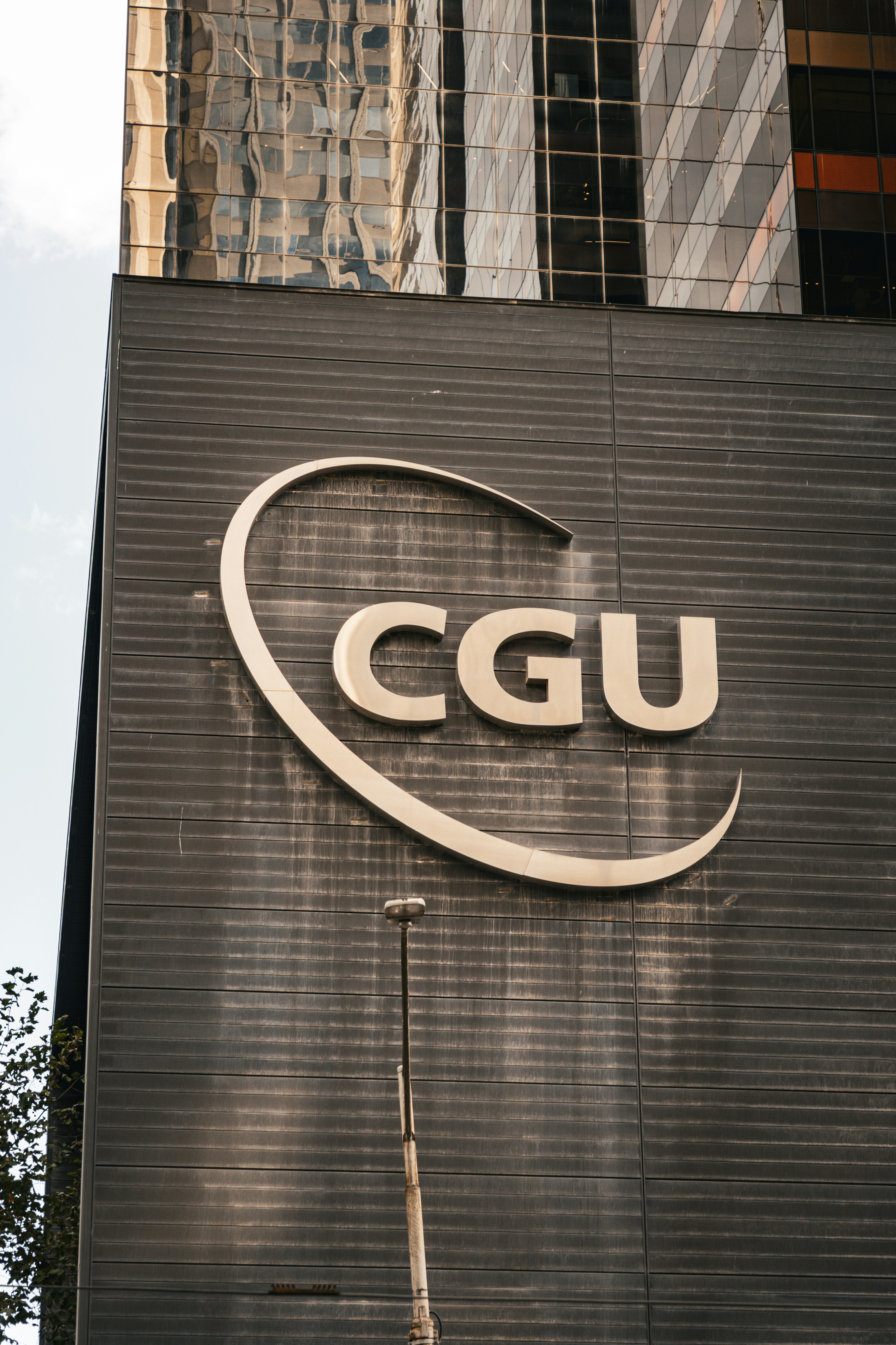 The cgu logo is on a building. photo – Free City Image on Unsplash