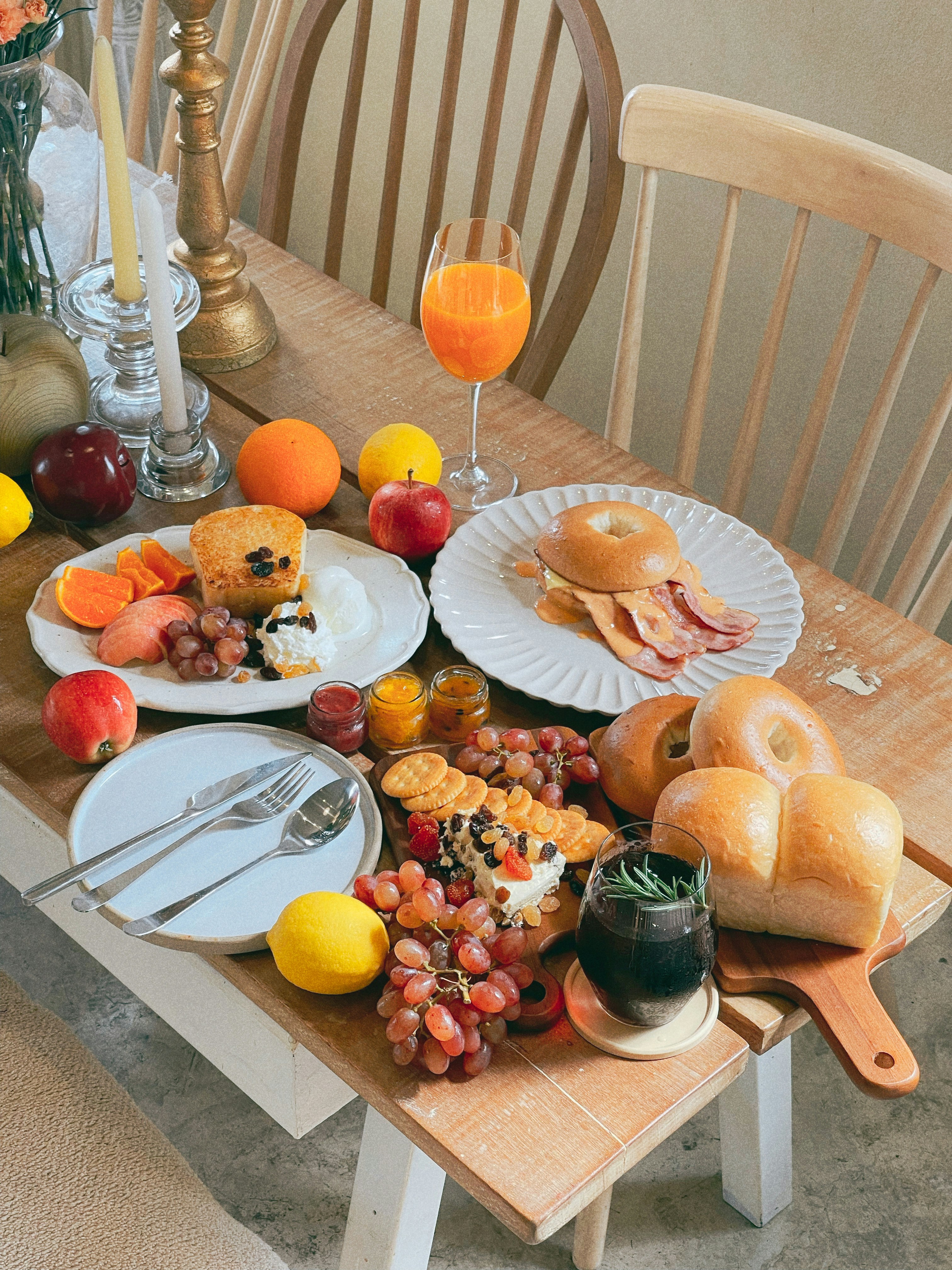 Une belle table de petit-déjeuner est dressée pour un festin. photo ...