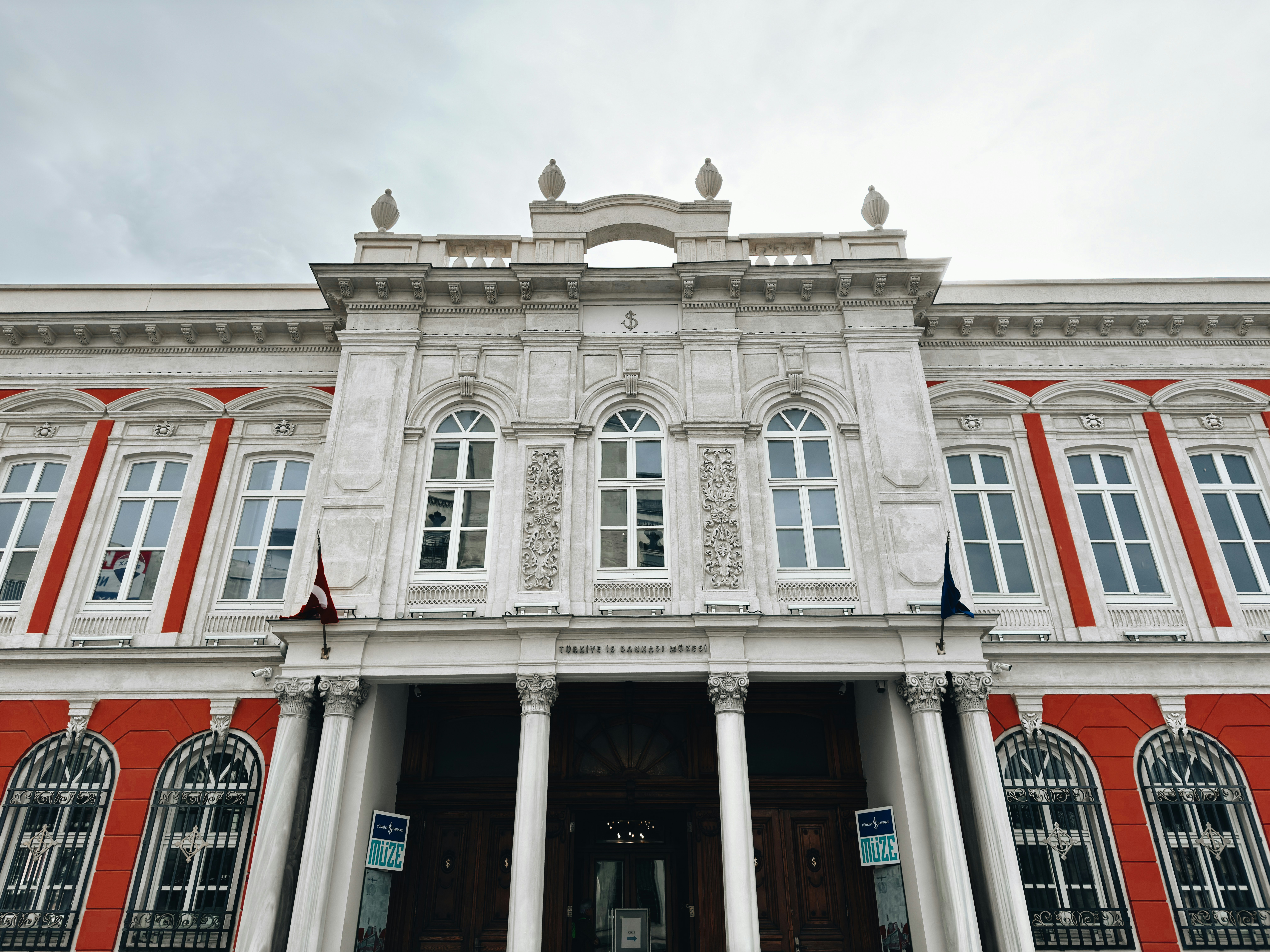 A grand building with columns and many windows. photo – Free Building ...