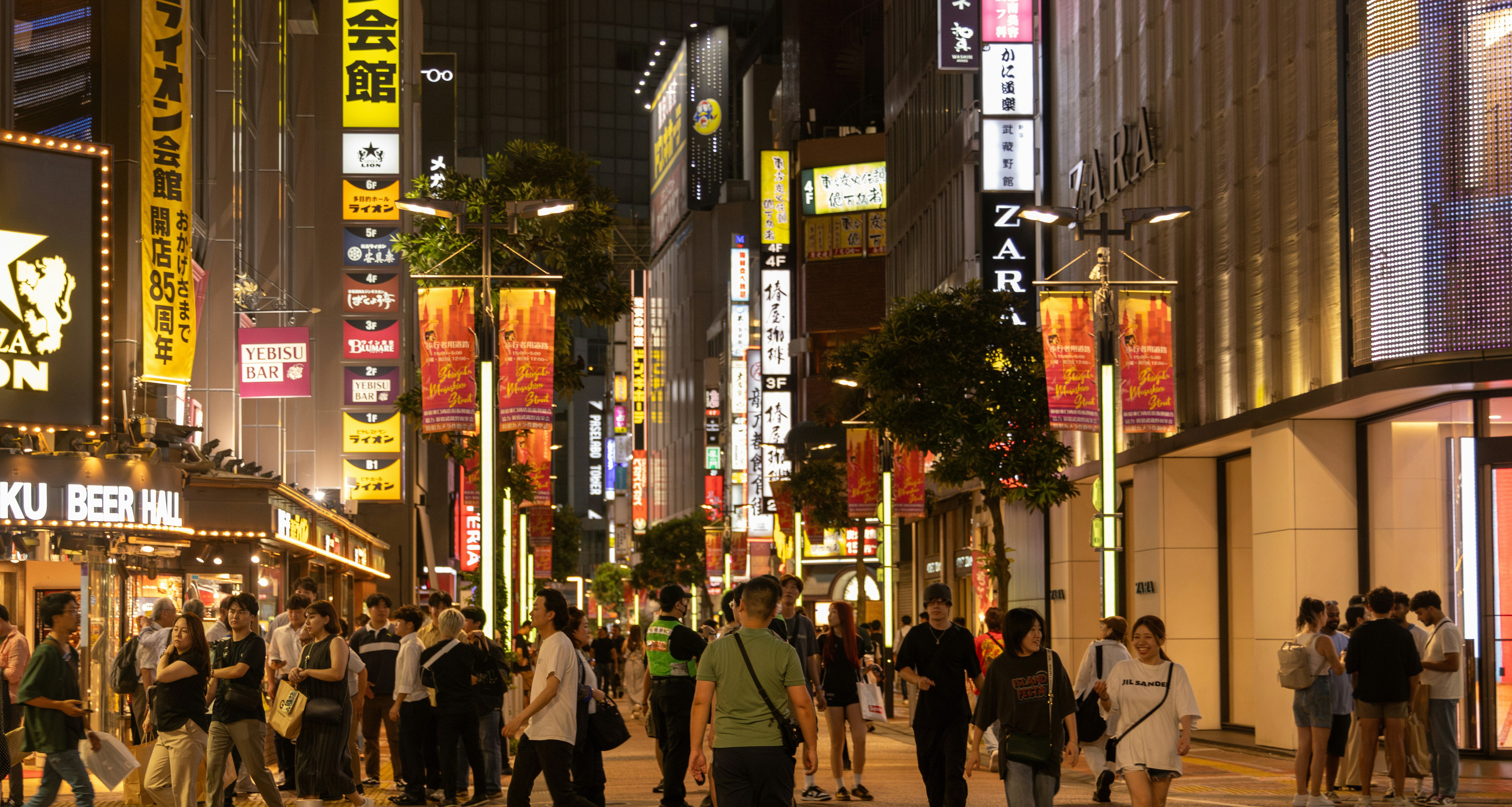 Busy street with people walking at night. photo – Free City Image on ...