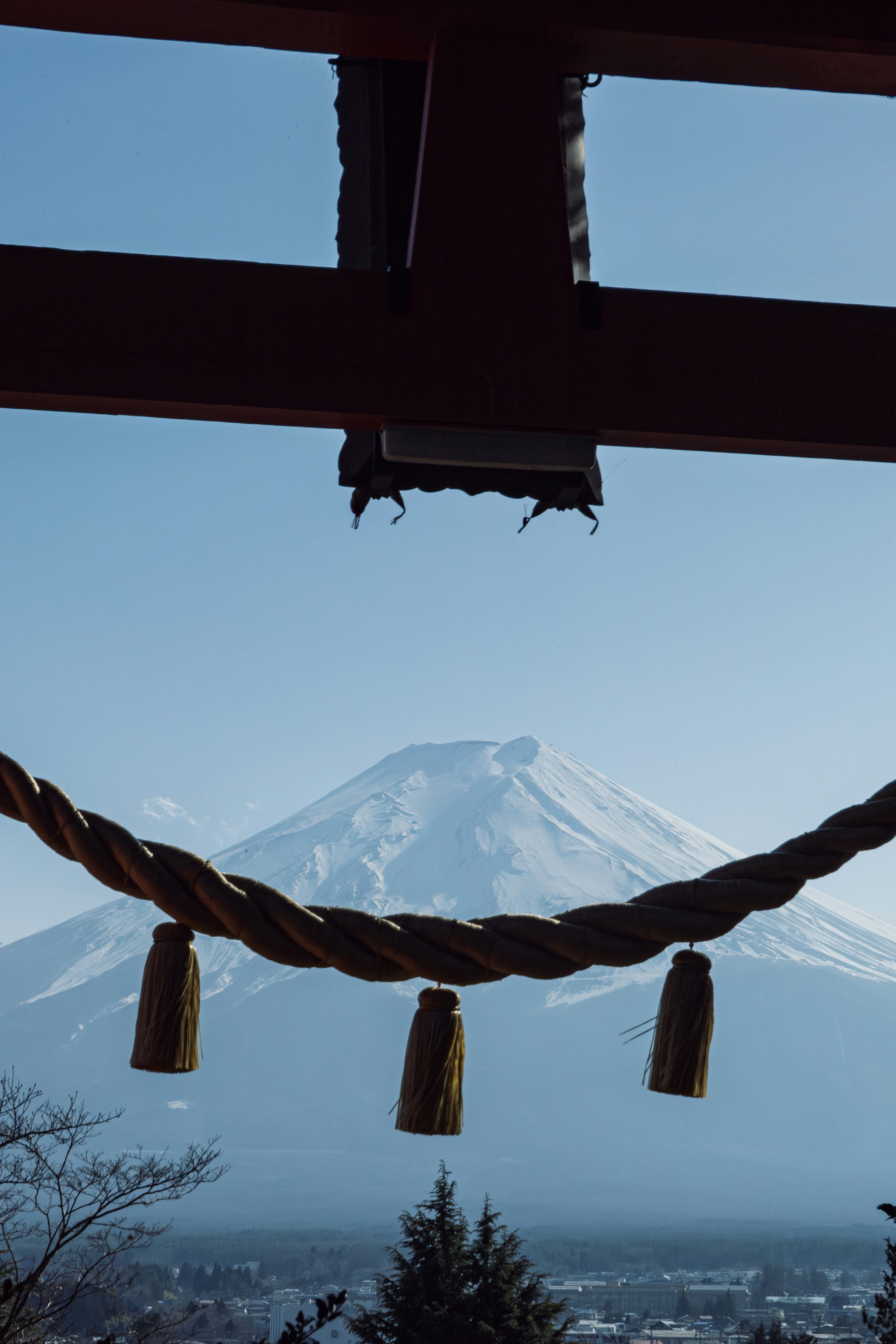 Mount fuji framed by a traditional japanese structure. photo – Free ...