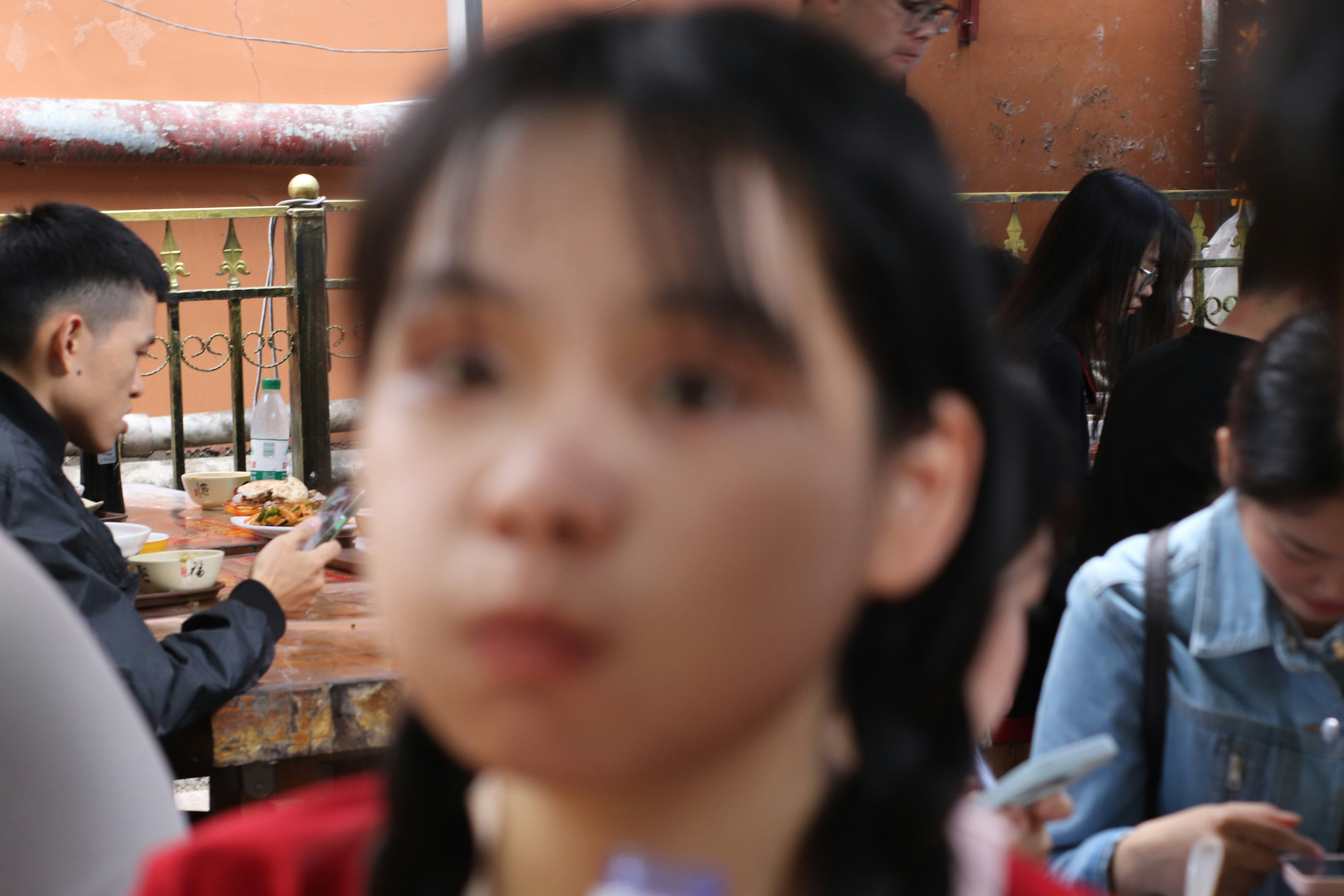A woman is eating at a busy restaurant. photo – Free Food Image on Unsplash