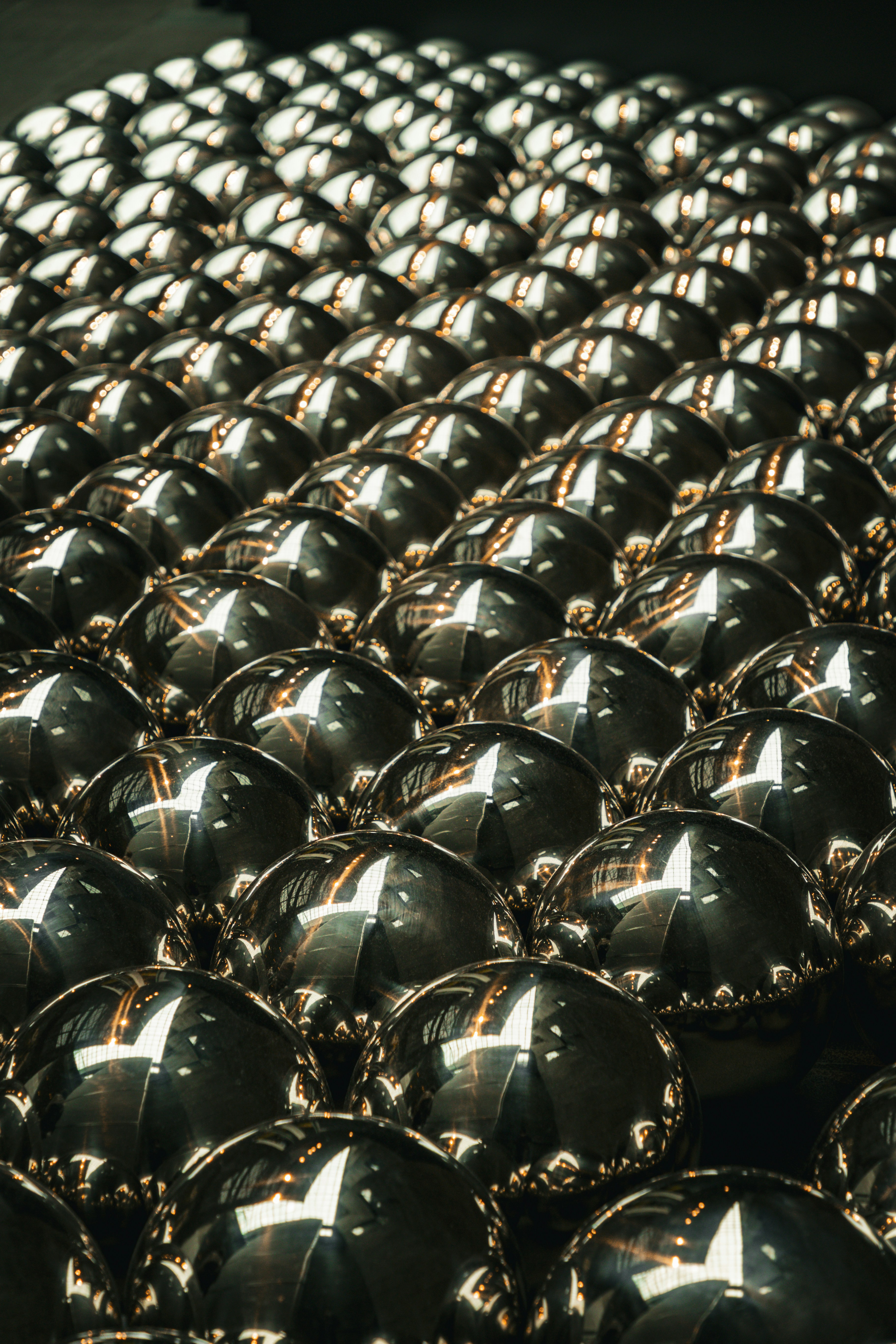 Mirror-sphere Regiment: a close embrace of glossy orbs