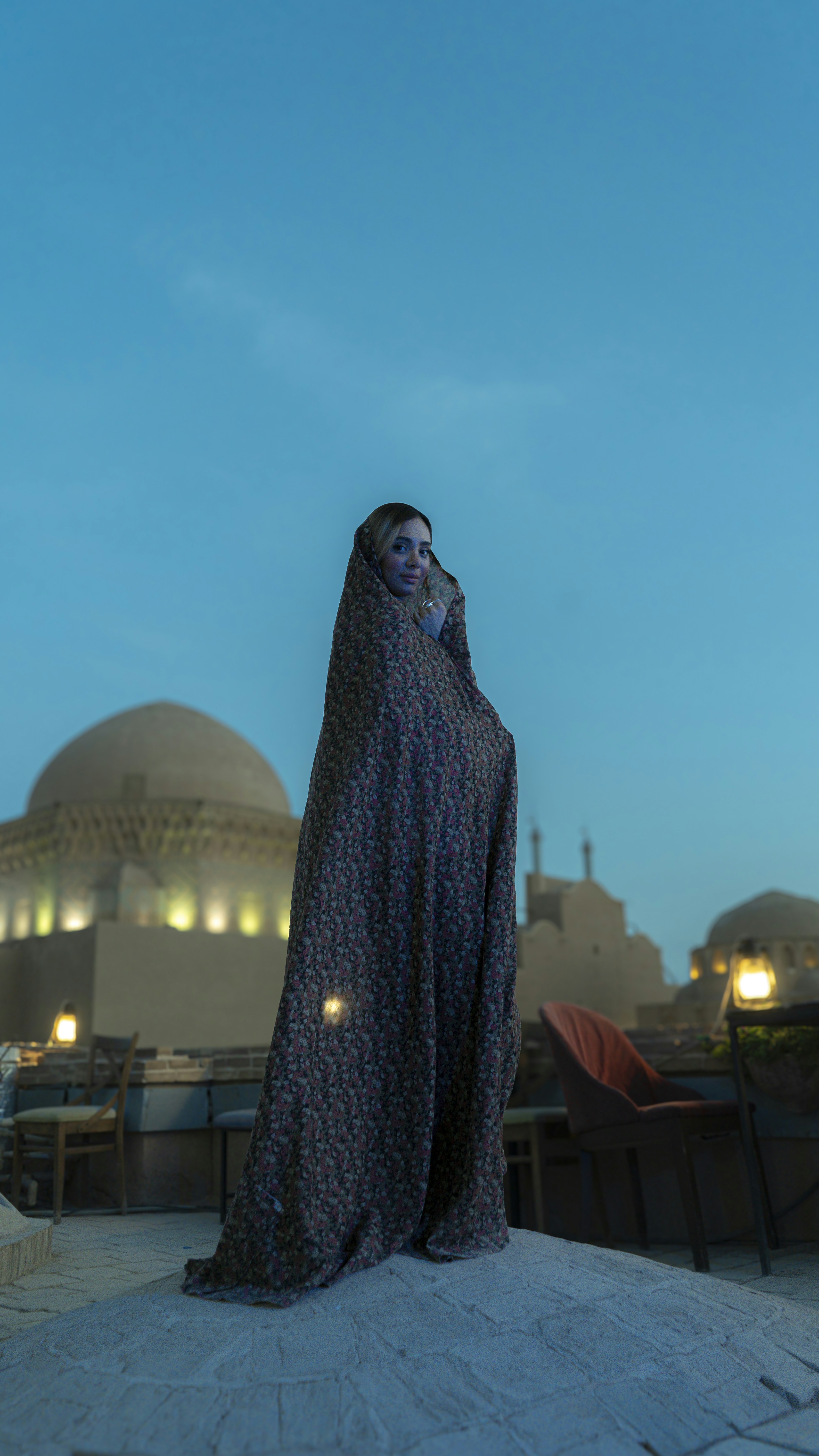 Woman wrapped in a blanket posing on rooftop. photo – Free Islamic ...
