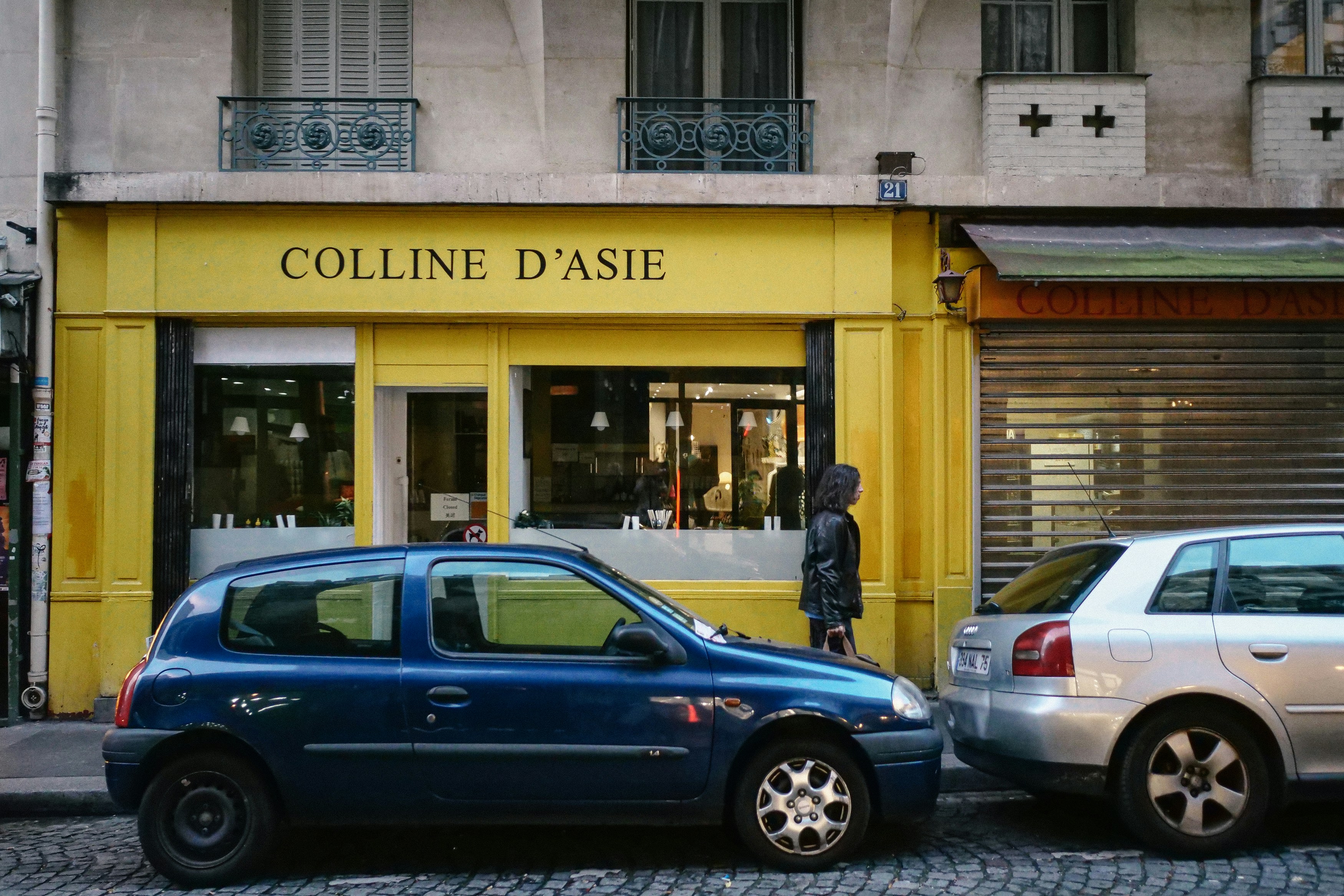 A restaurant "colline d'asie" with parked cars. photo – Free Car Image ...