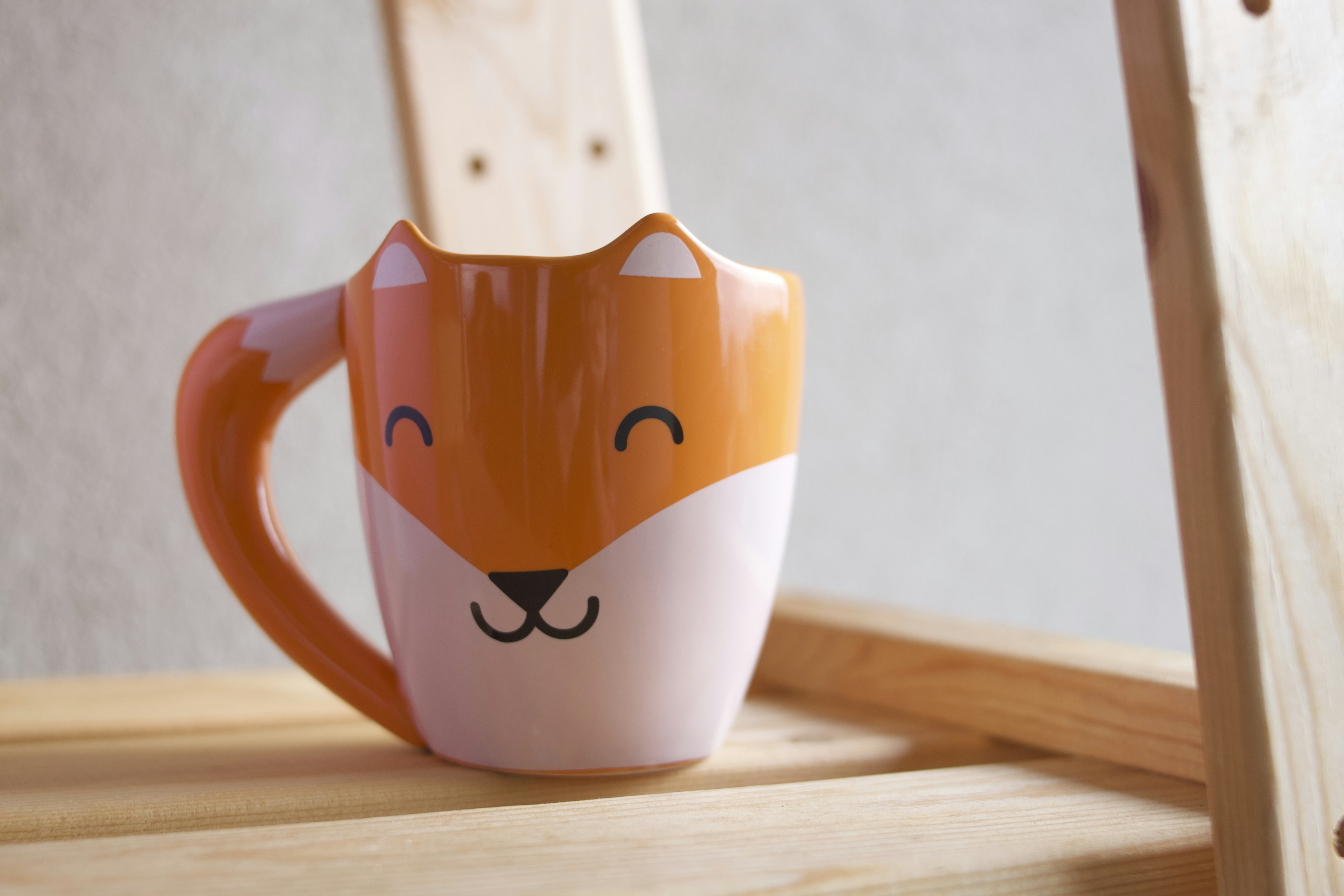 A cute fox mug is resting on a shelf. photo – Free Coffee Image on Unsplash