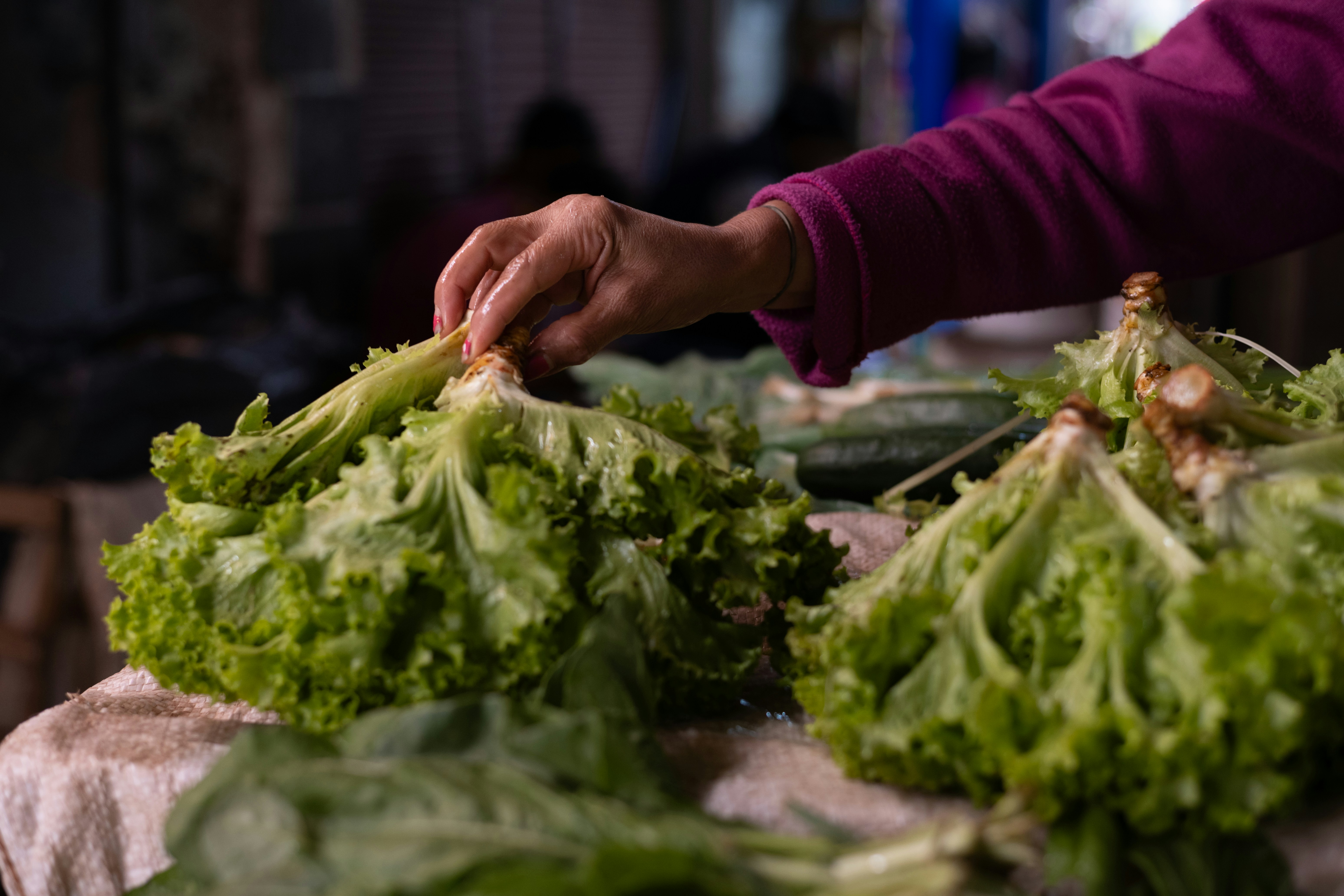 #ParaguayHumano Ella es mi marchante de verduras en el Mercado 4. Se llama Zunilda. Es una persona encantadora y amable. En las fotos la ven, siempre con una sonrisa. Su puesto está sobre la calle Batilana, frente a la que era la entrada a la Feria Aragón. #MujeresTrabajadoras #Mercado4 #AsunciónHumana