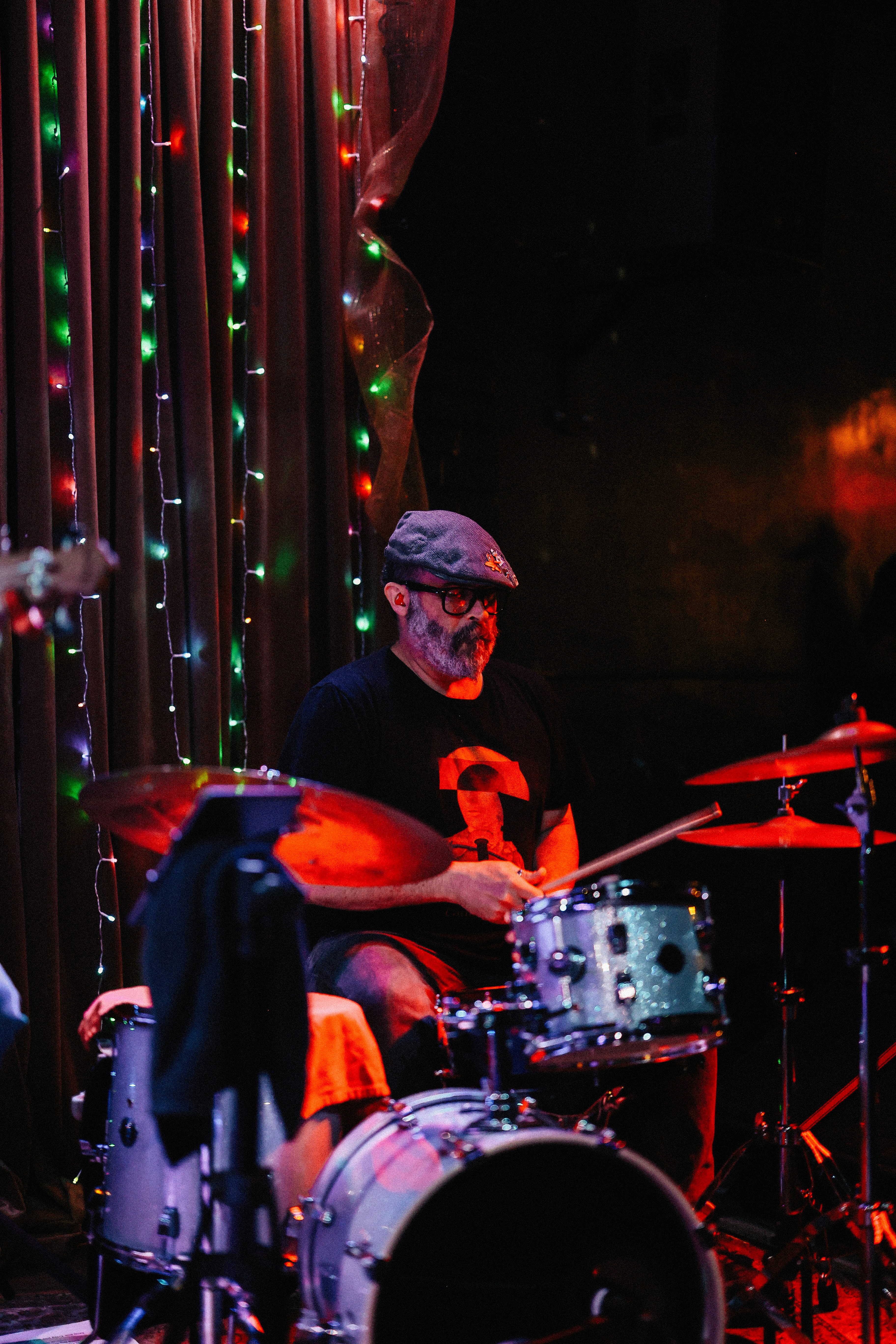 A drummer plays drums on stage. photo – Free Man Image on Unsplash