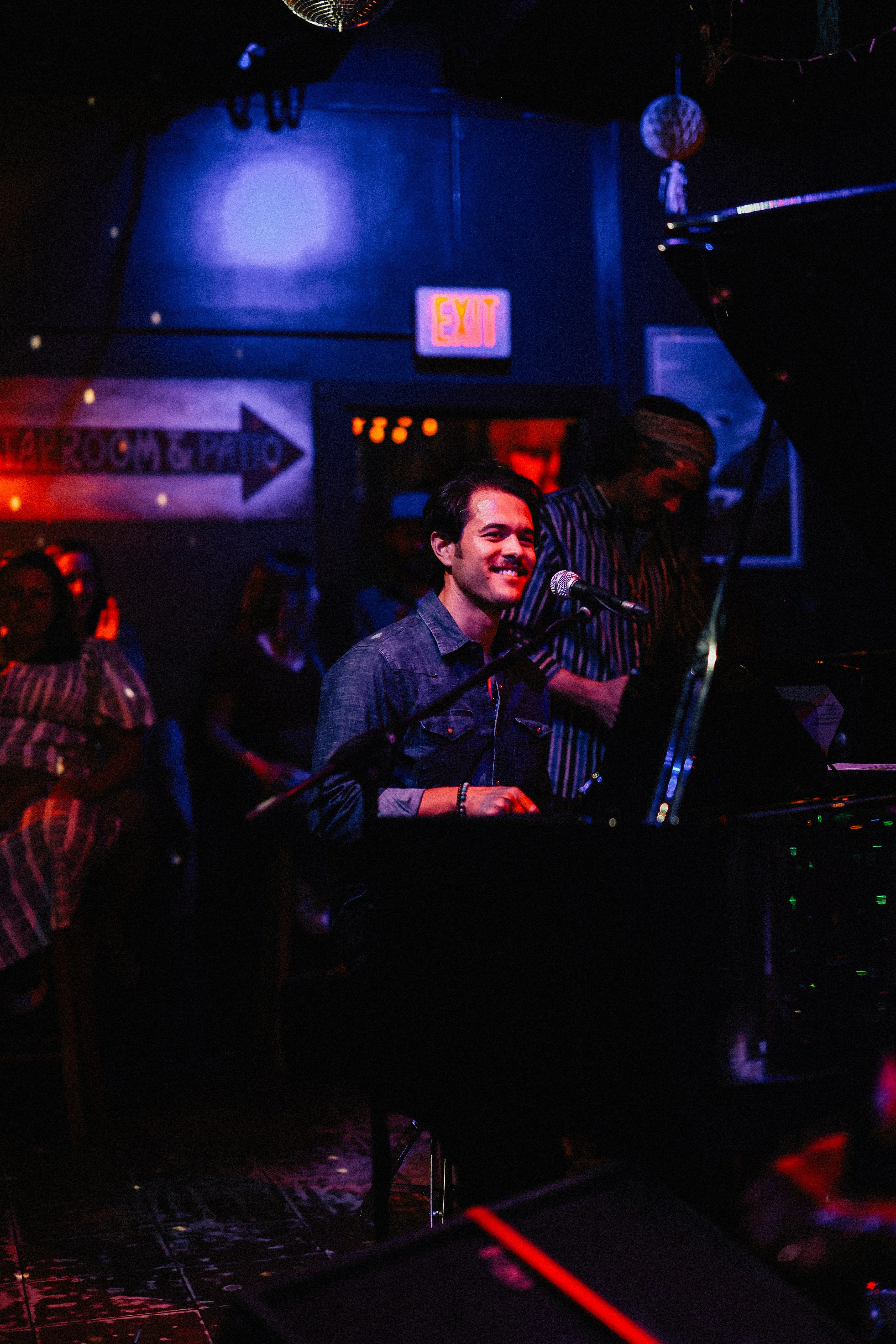 A pianist performs at a bar. photo – Free Woman Image on Unsplash