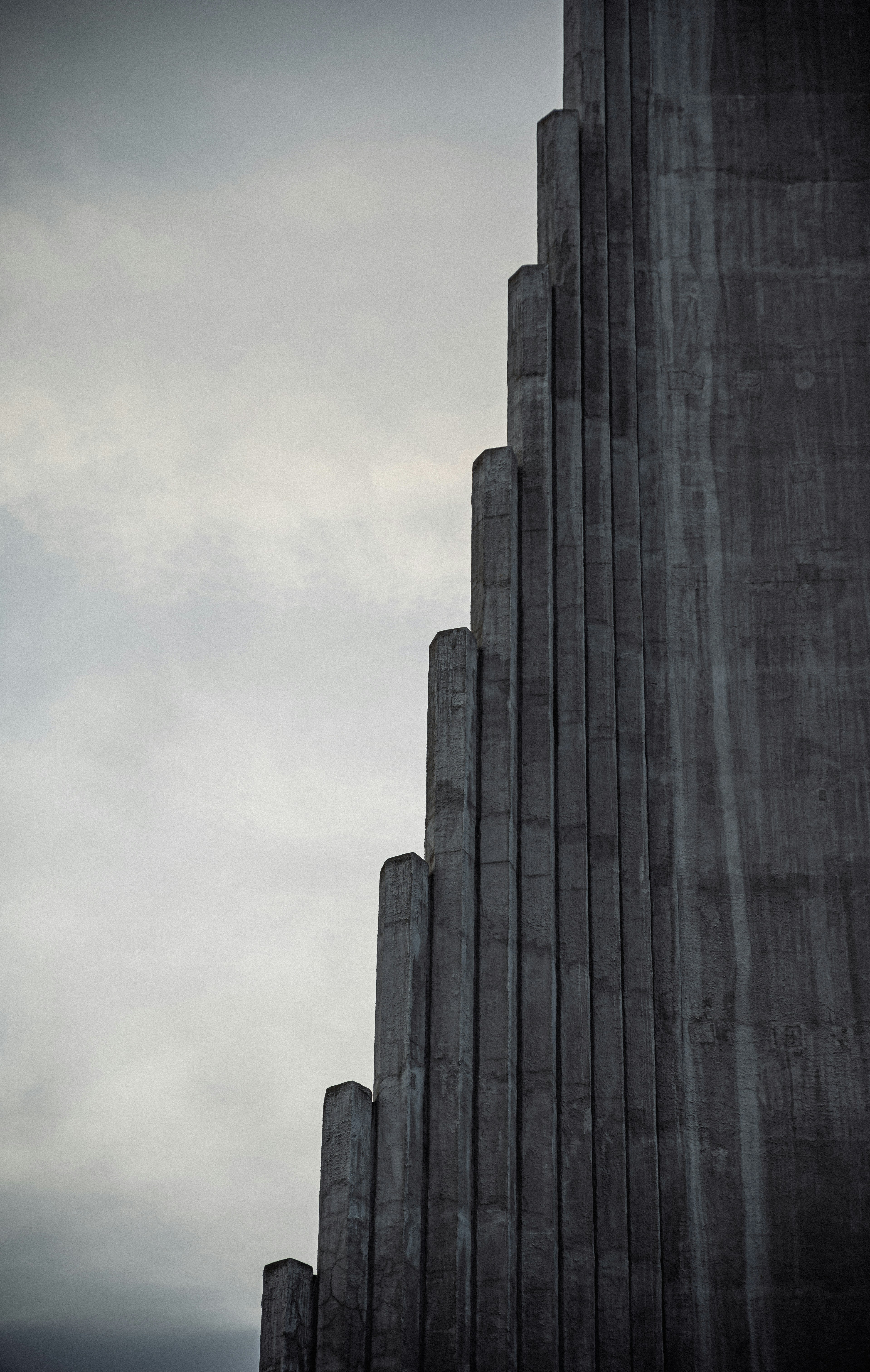 A modern building with vertical design reaching skyward. photo – Free ...