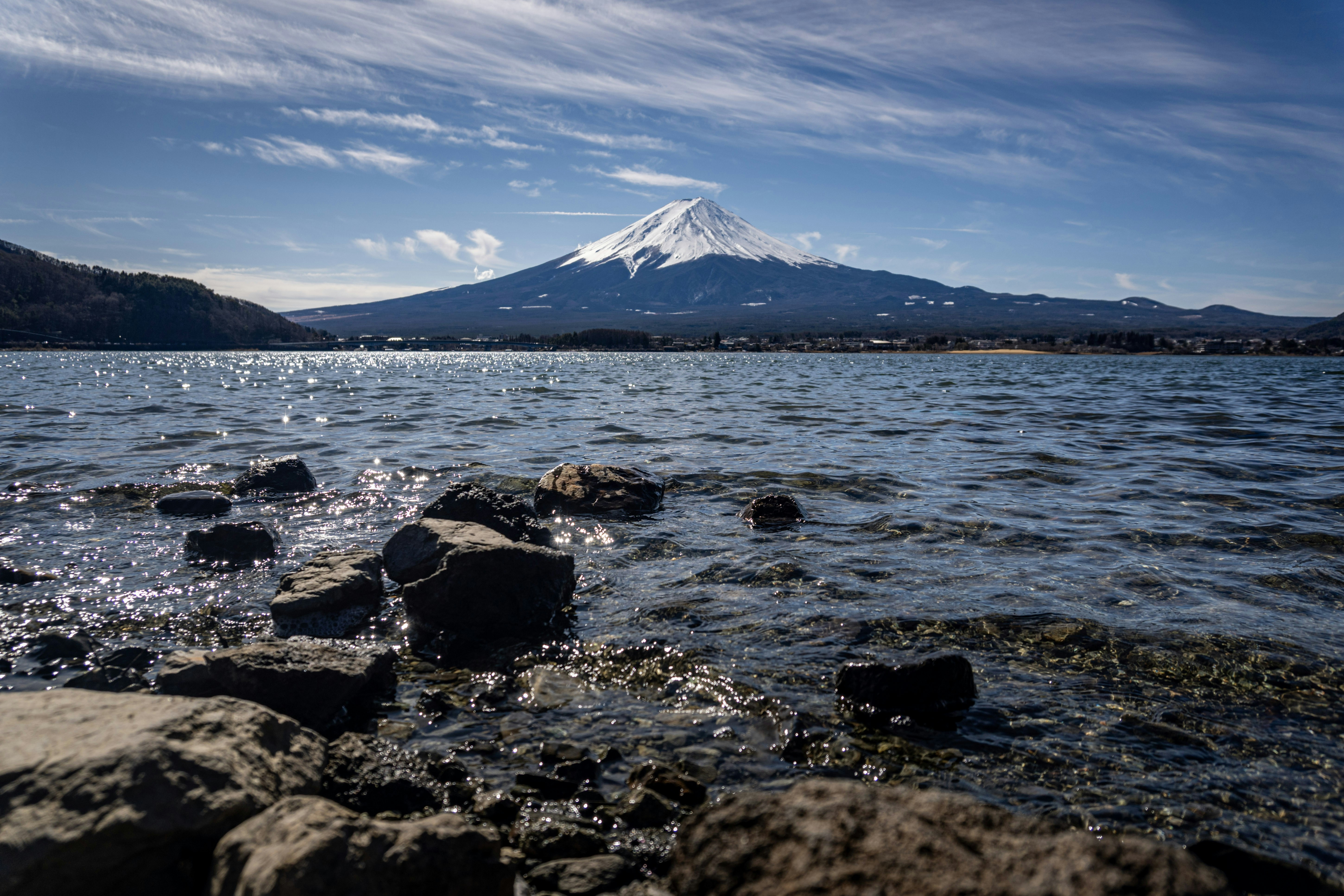 El monte Fuji se eleva sobre un hermoso lago. foto – Imagen de Zoom de ...