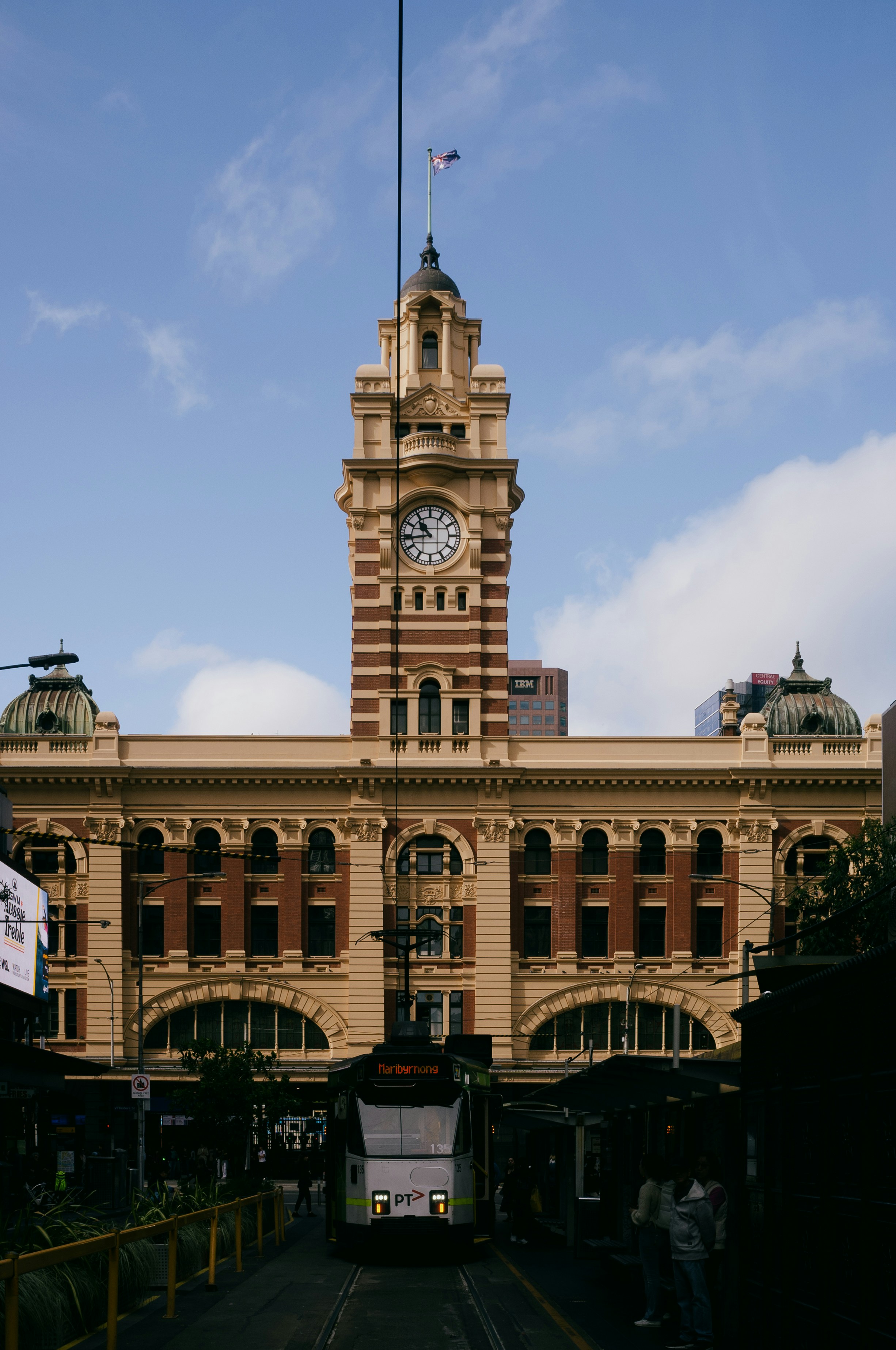 A grand building with clock tower. photo – Free Human Image on Unsplash