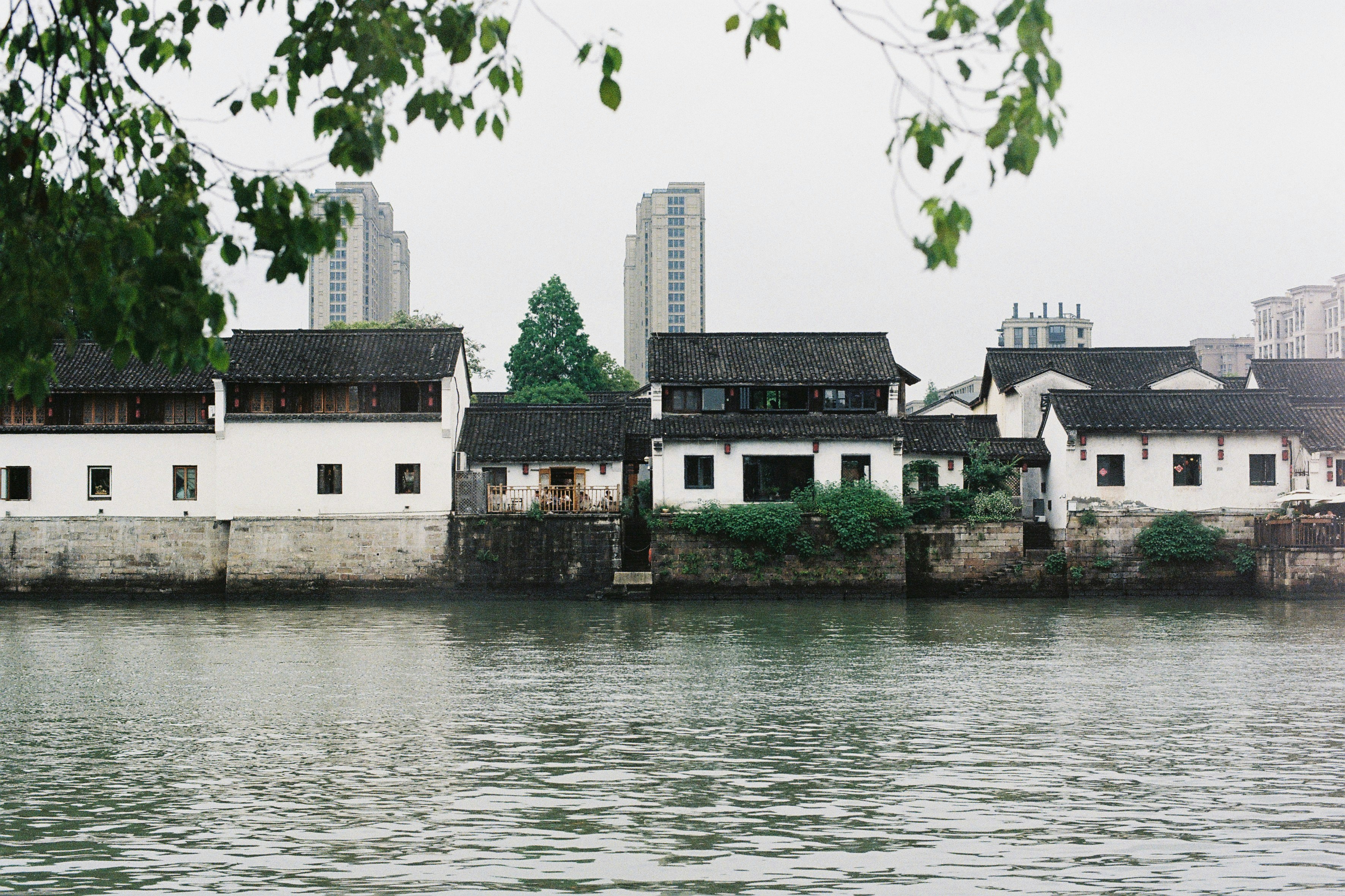 大运河沿岸古建与背后的现代化高楼. Photo By Kodak Pro 400 & Nikon F10