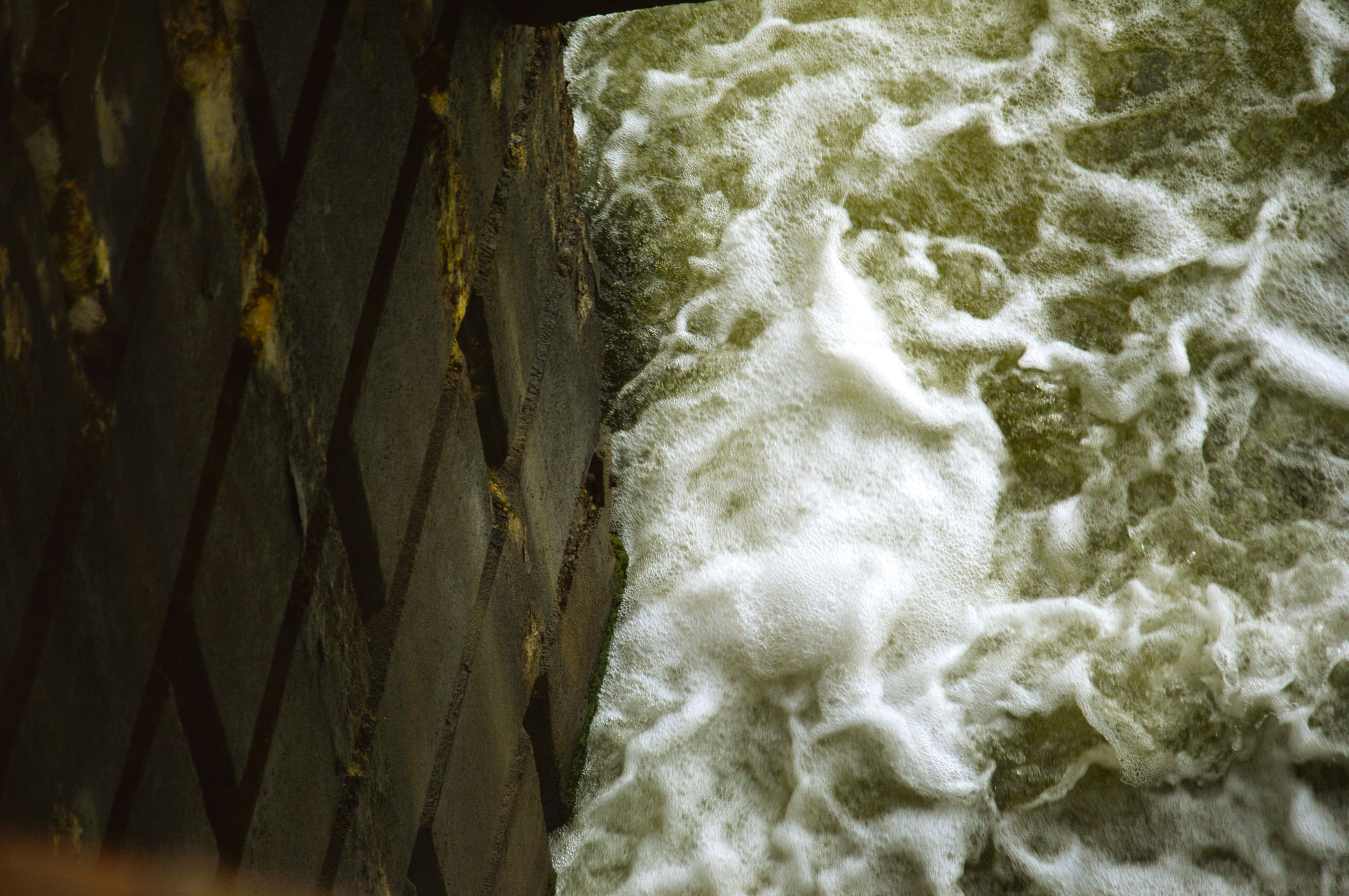 El agua se precipita más allá de una estructura de madera. foto ...