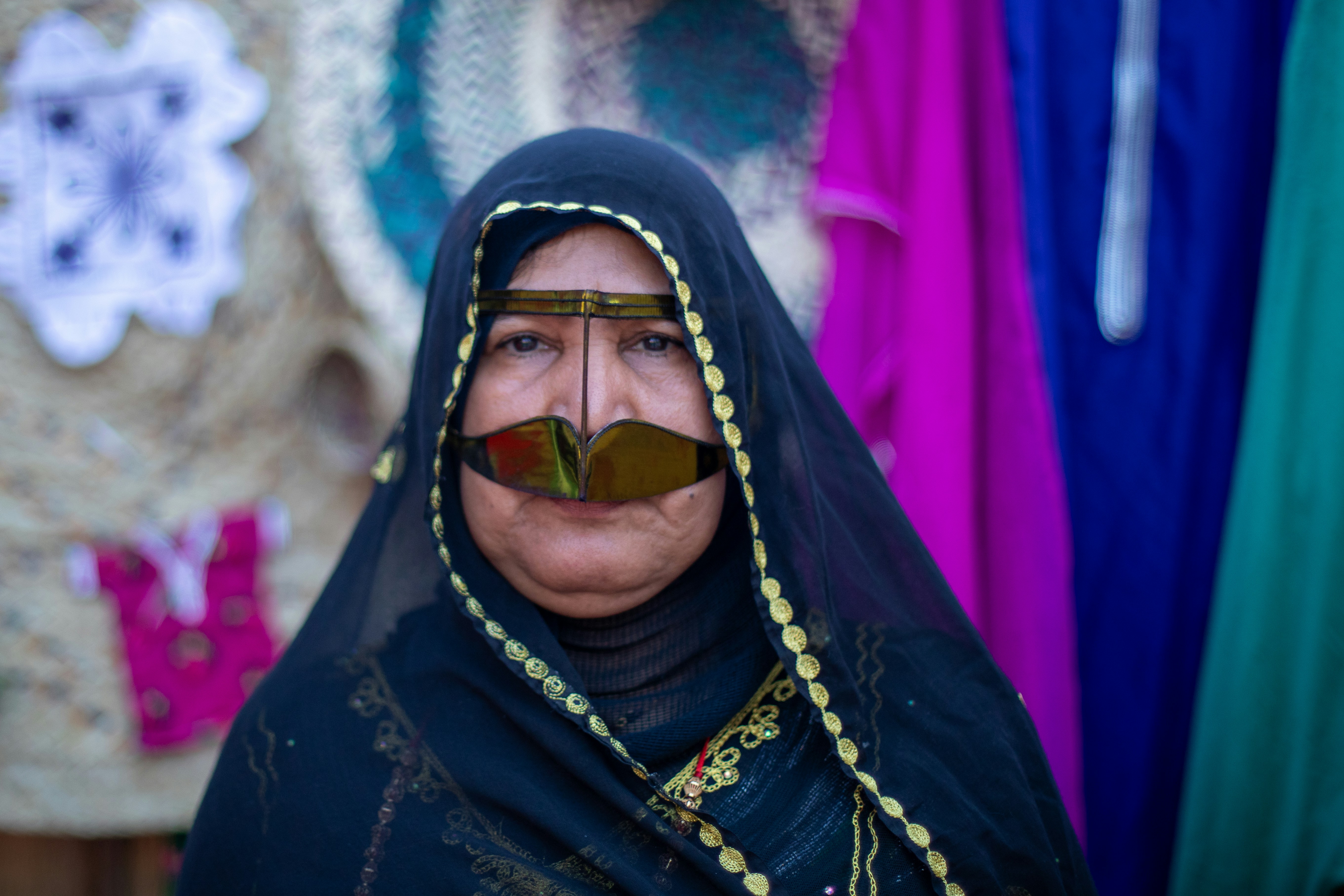A woman in traditional omani attire. photo – Free Woman Image on Unsplash