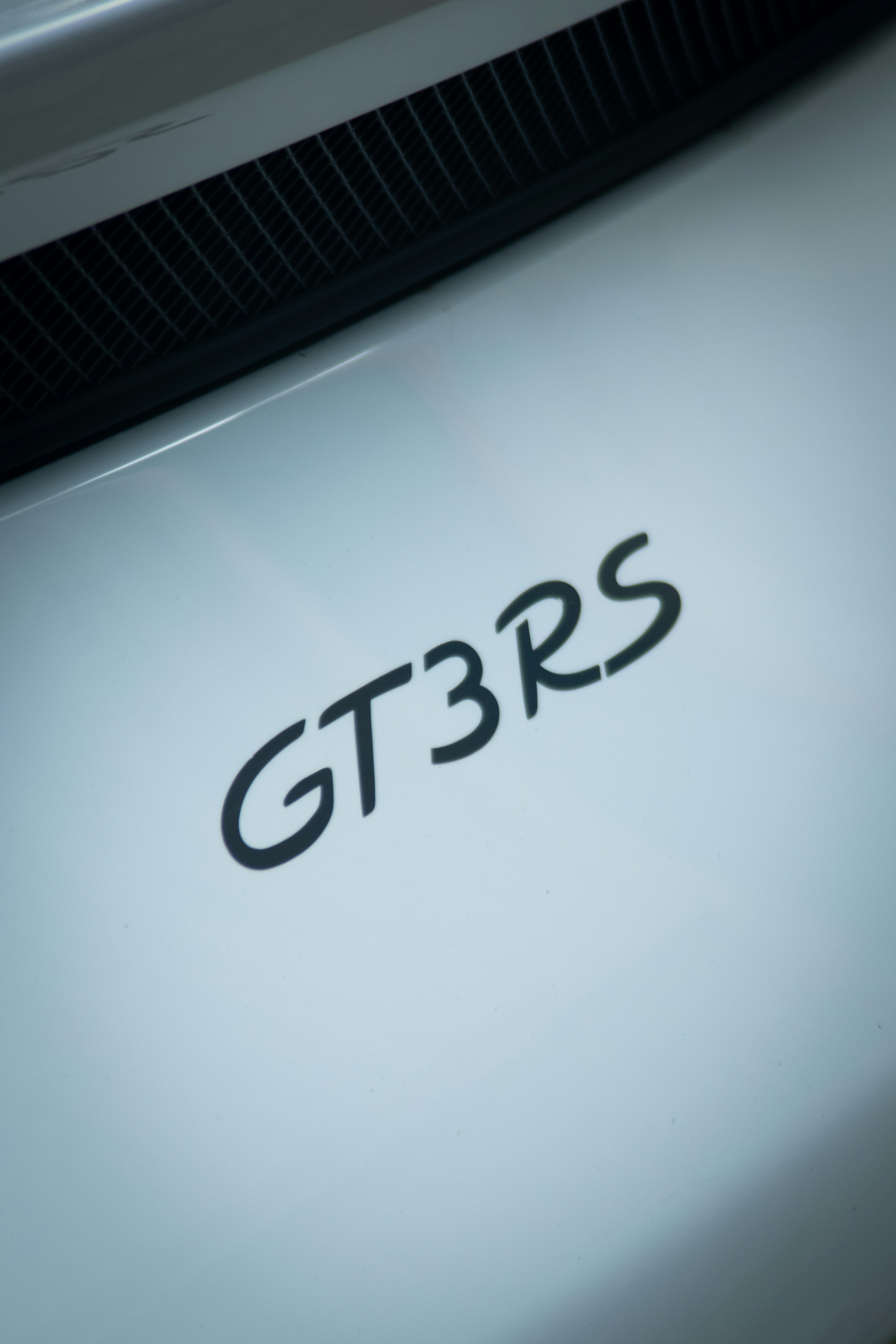 Porsche gt3 rs emblem is shown. photo – Free Car Image on Unsplash