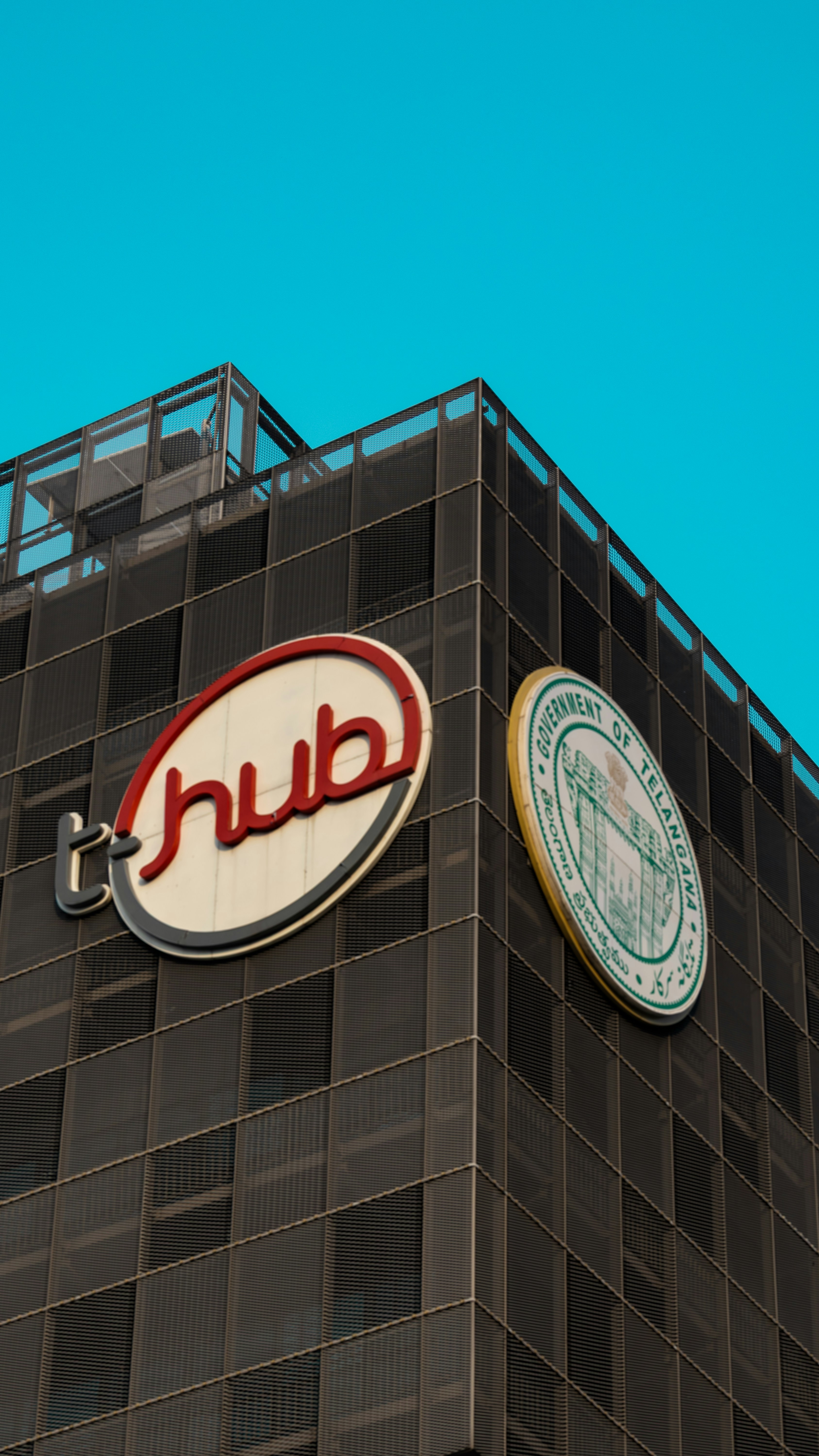 A building with a "hub" sign. photo – Free Wallpaper Image on Unsplash