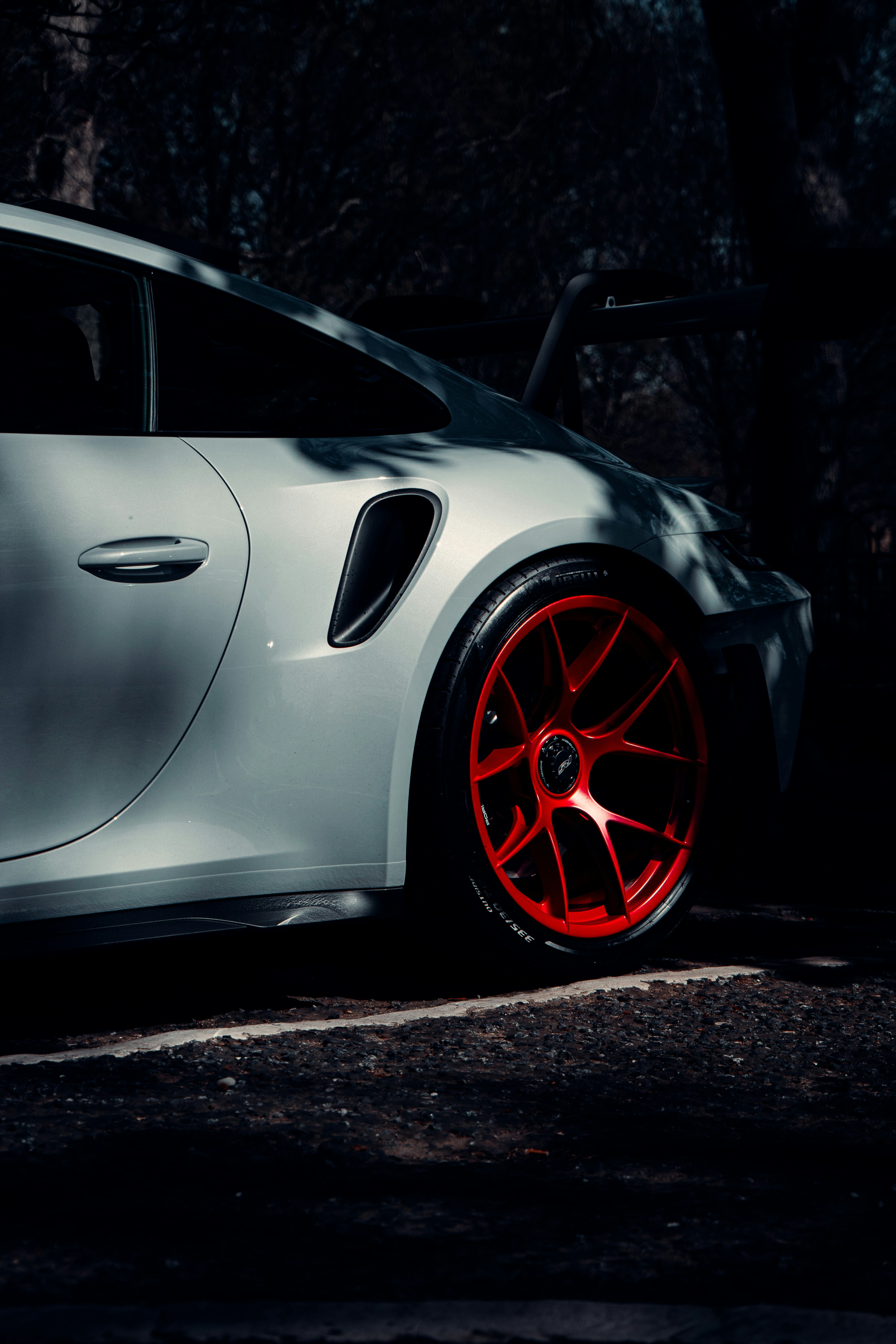 A sleek porsche with bright red rims. photo – Free Car Image on Unsplash