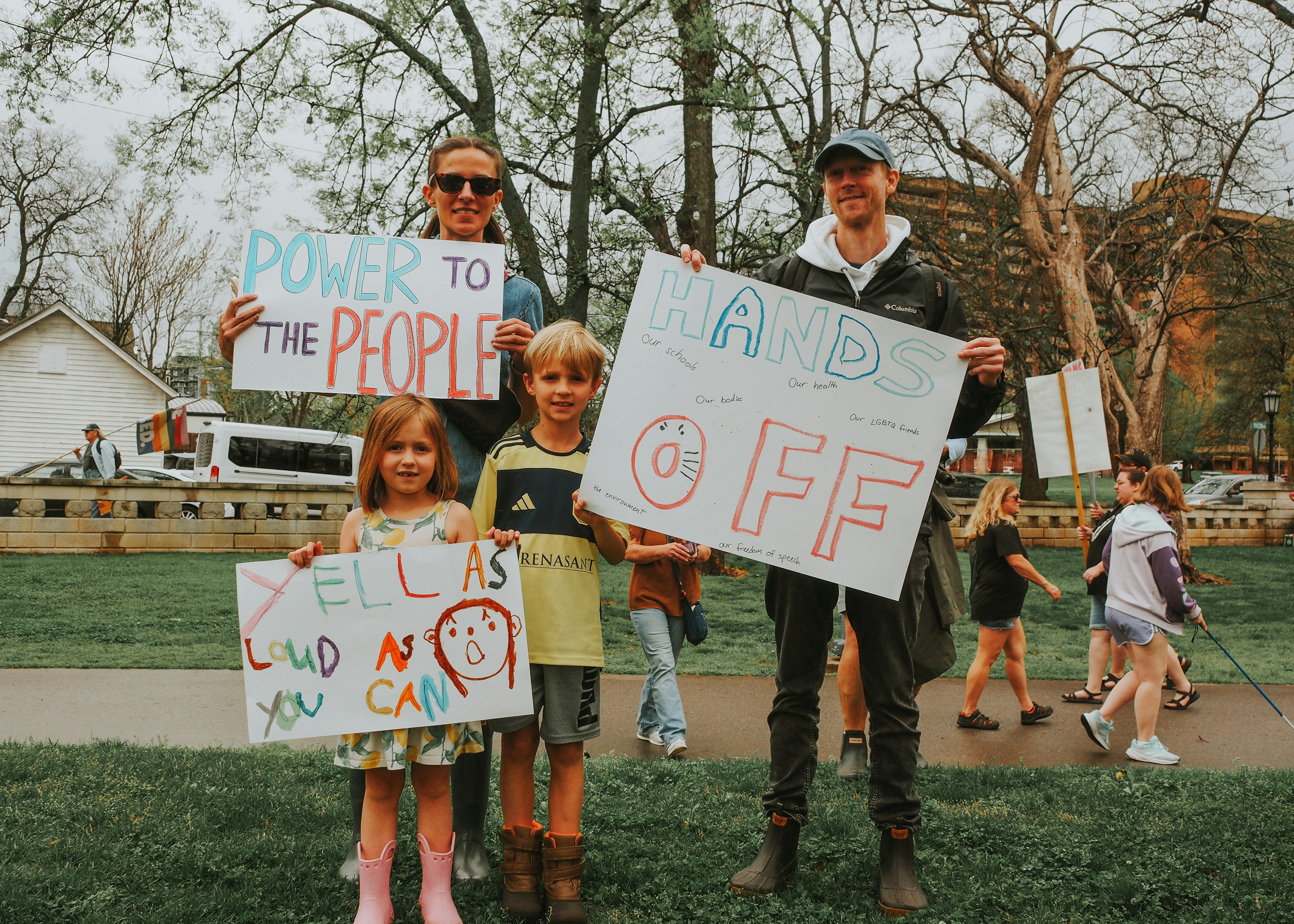 A family protests with signs. photo – Free Car Image on Unsplash