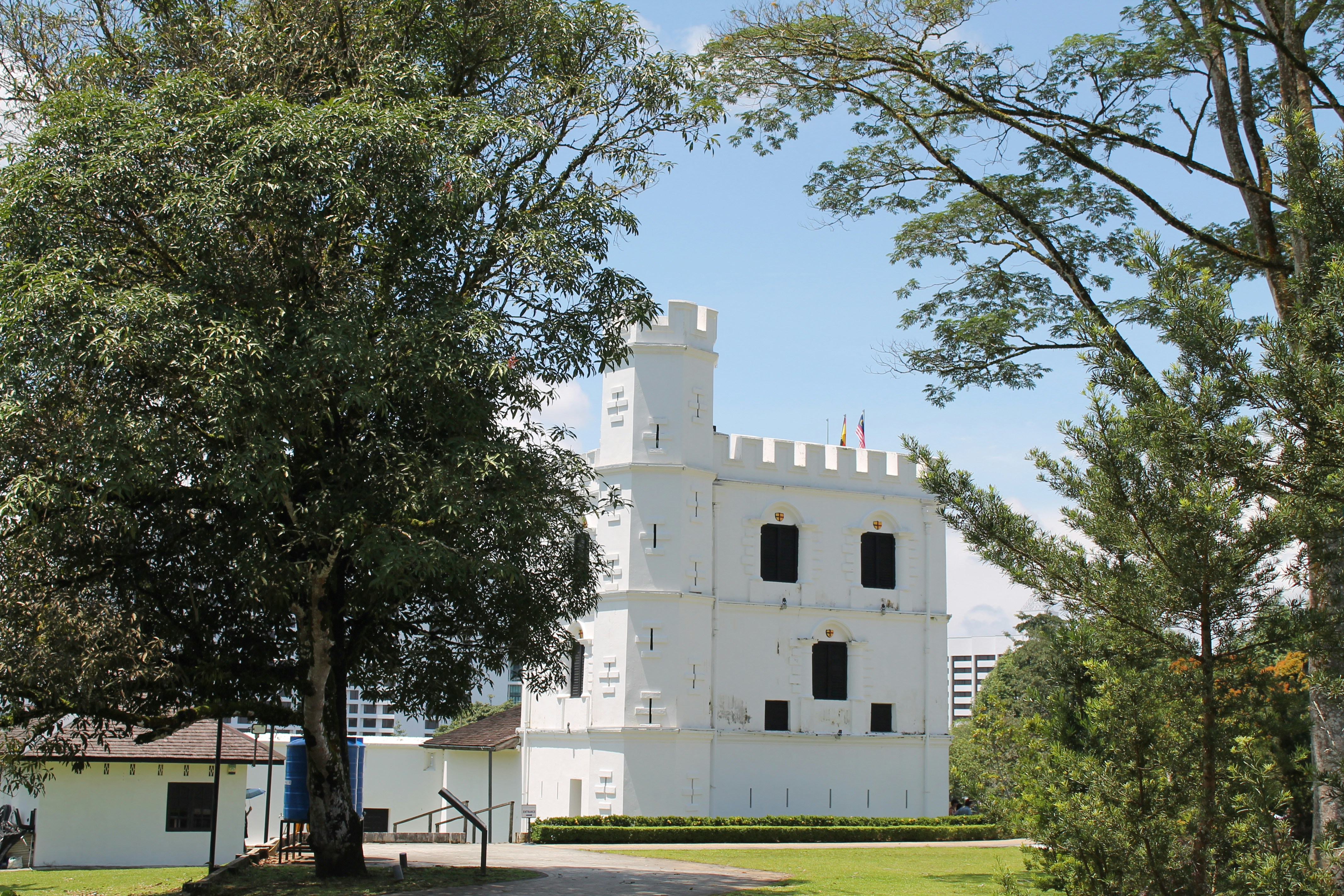 Un castillo blanco está rodeado de exuberante vegetación. foto – Imagen ...