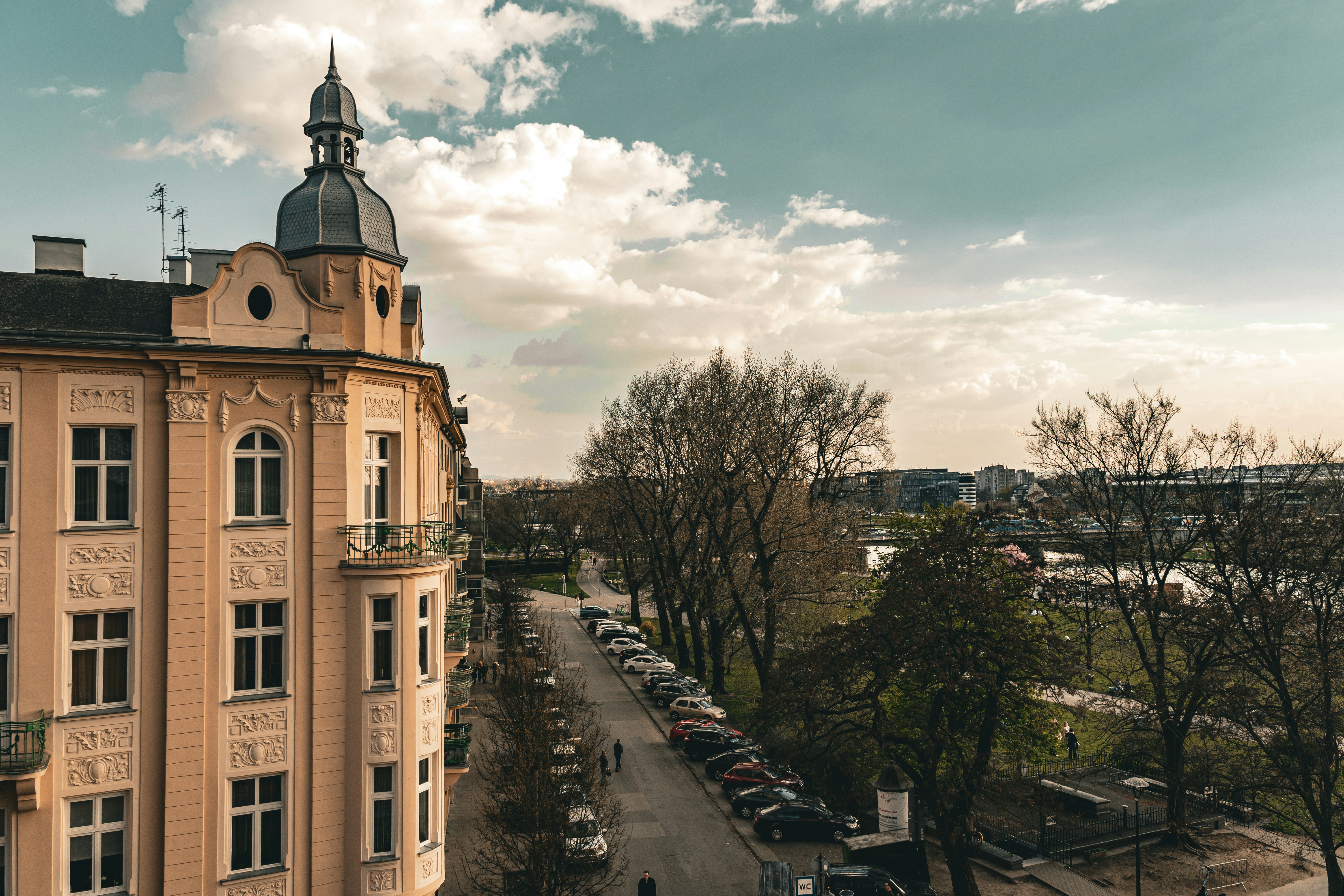 European Street Terrace: Sunlit Facade and Quiet Avenue