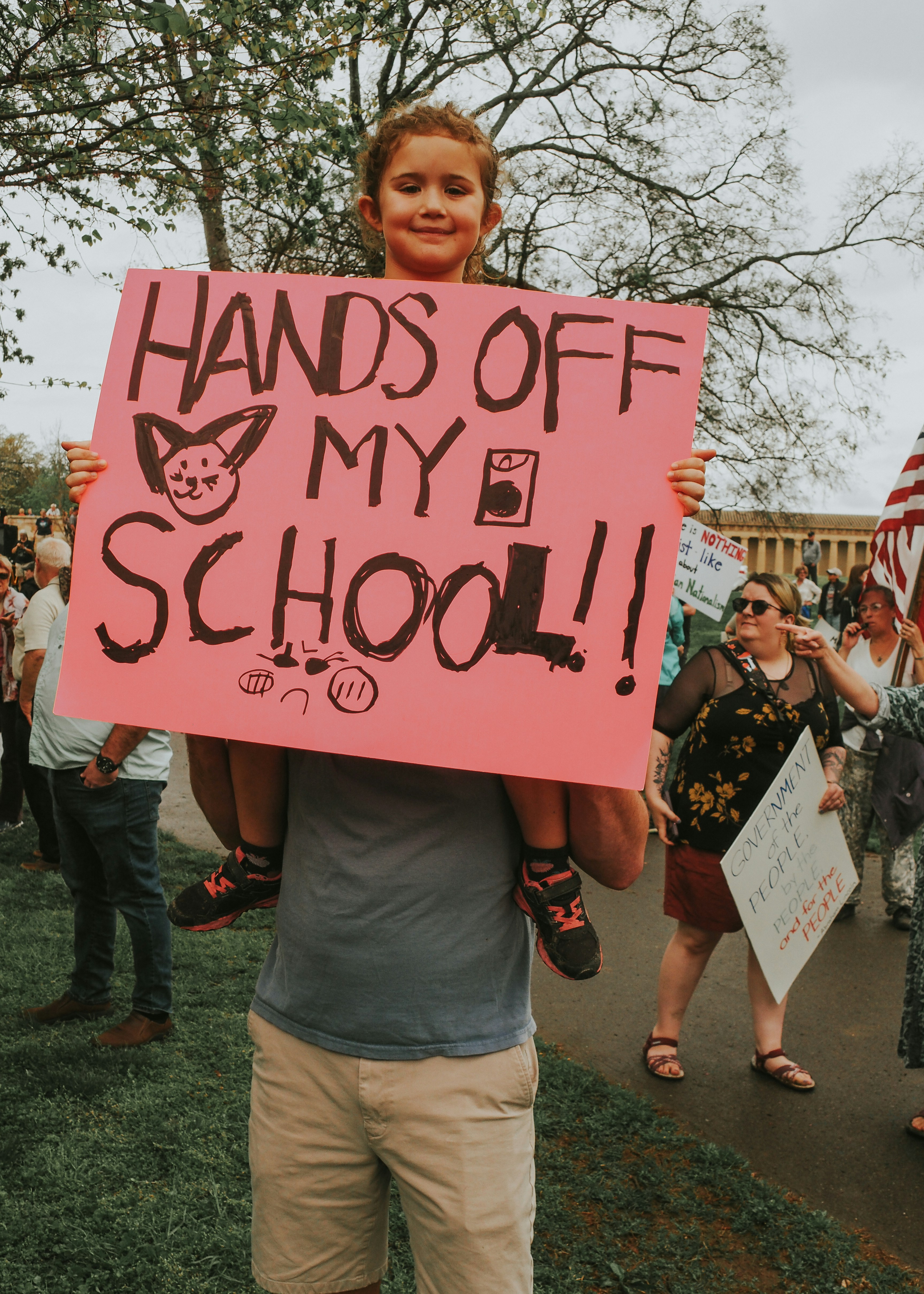 A child protests for her school. photo – Free Portrait Image on Unsplash