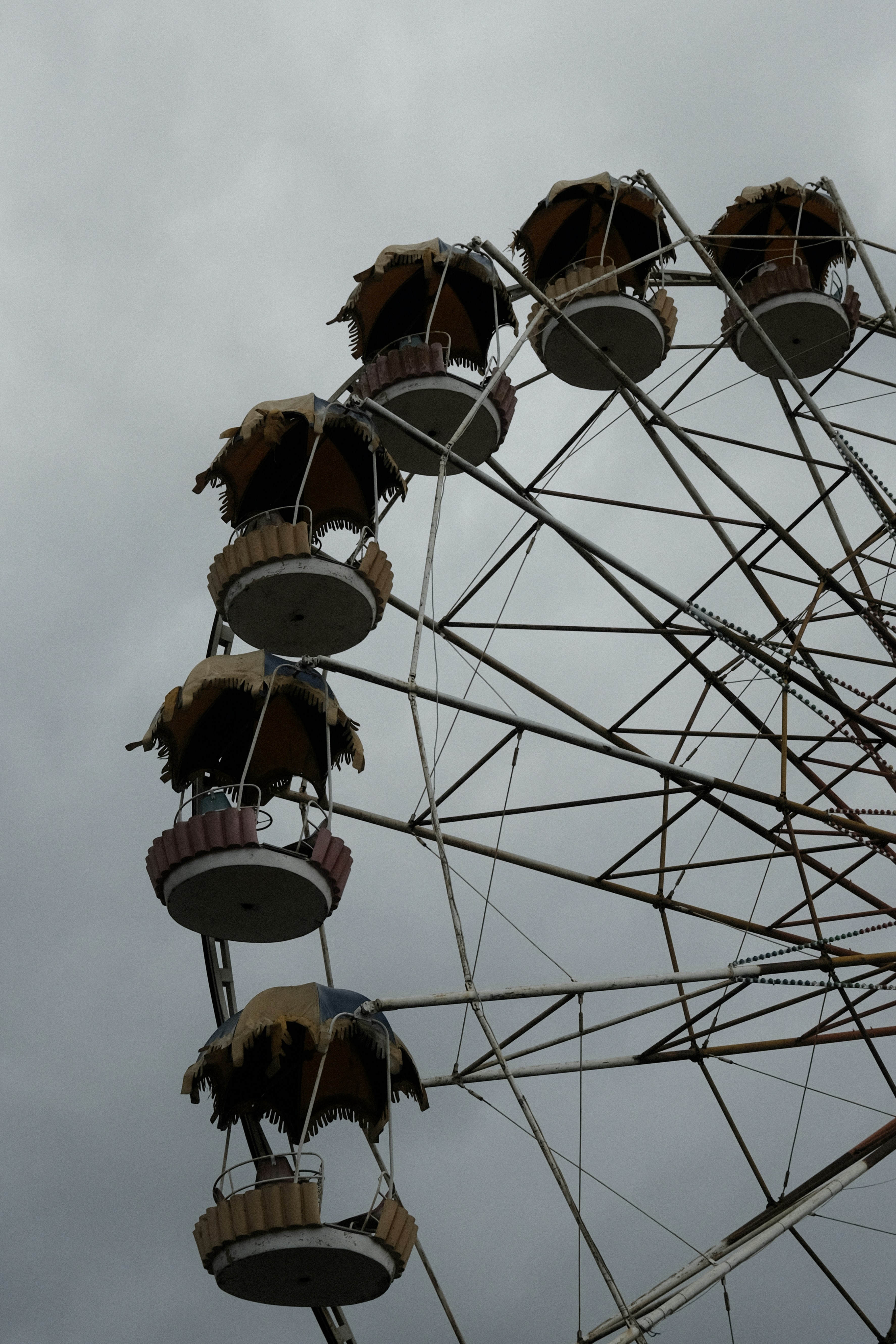 Grey Skies, Steel Orbits: A Ferris Wheel Clings to the Frame