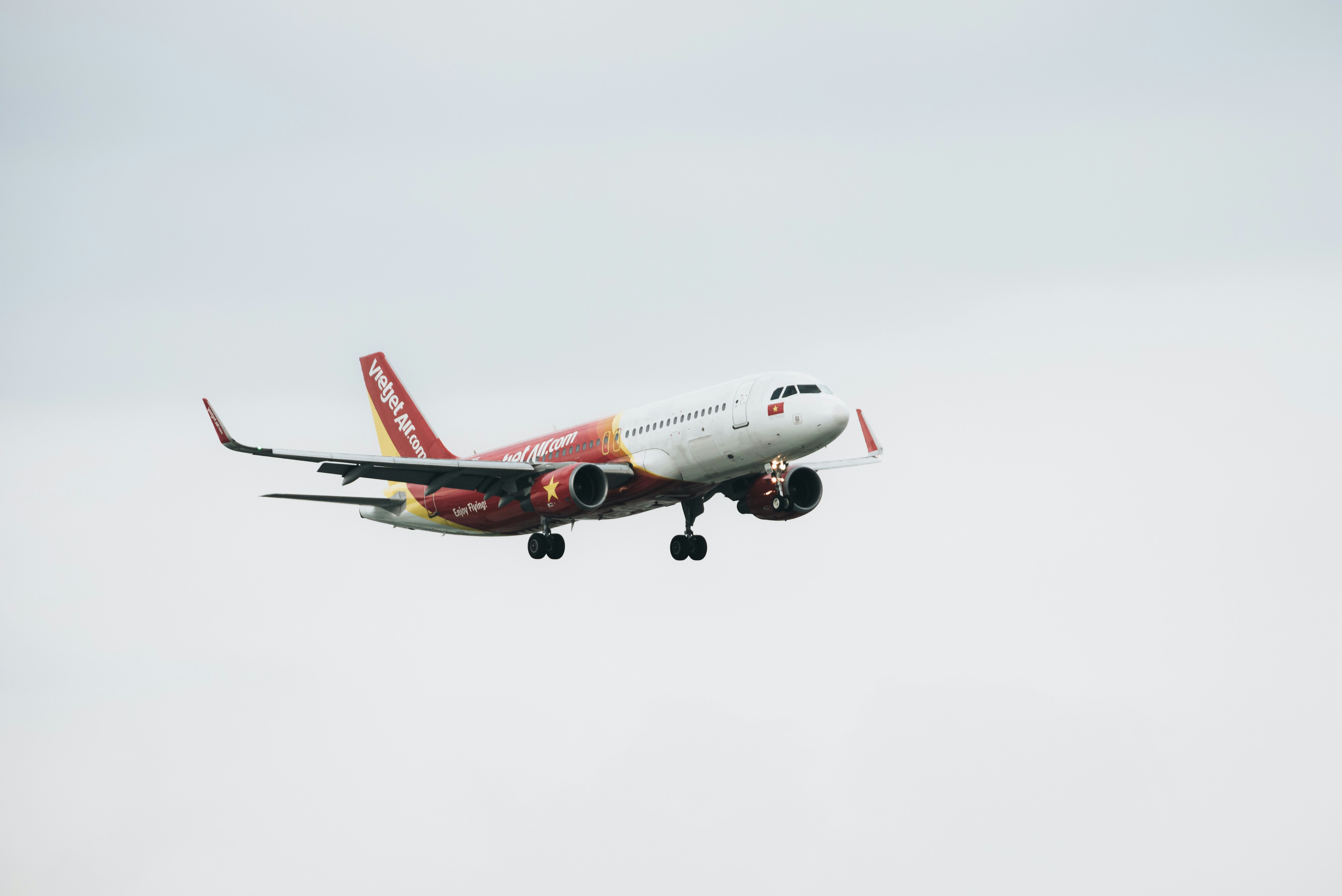 Ein Flugzeug landet am bewölkten Himmel. Foto – Kostenloses Bild zum ...