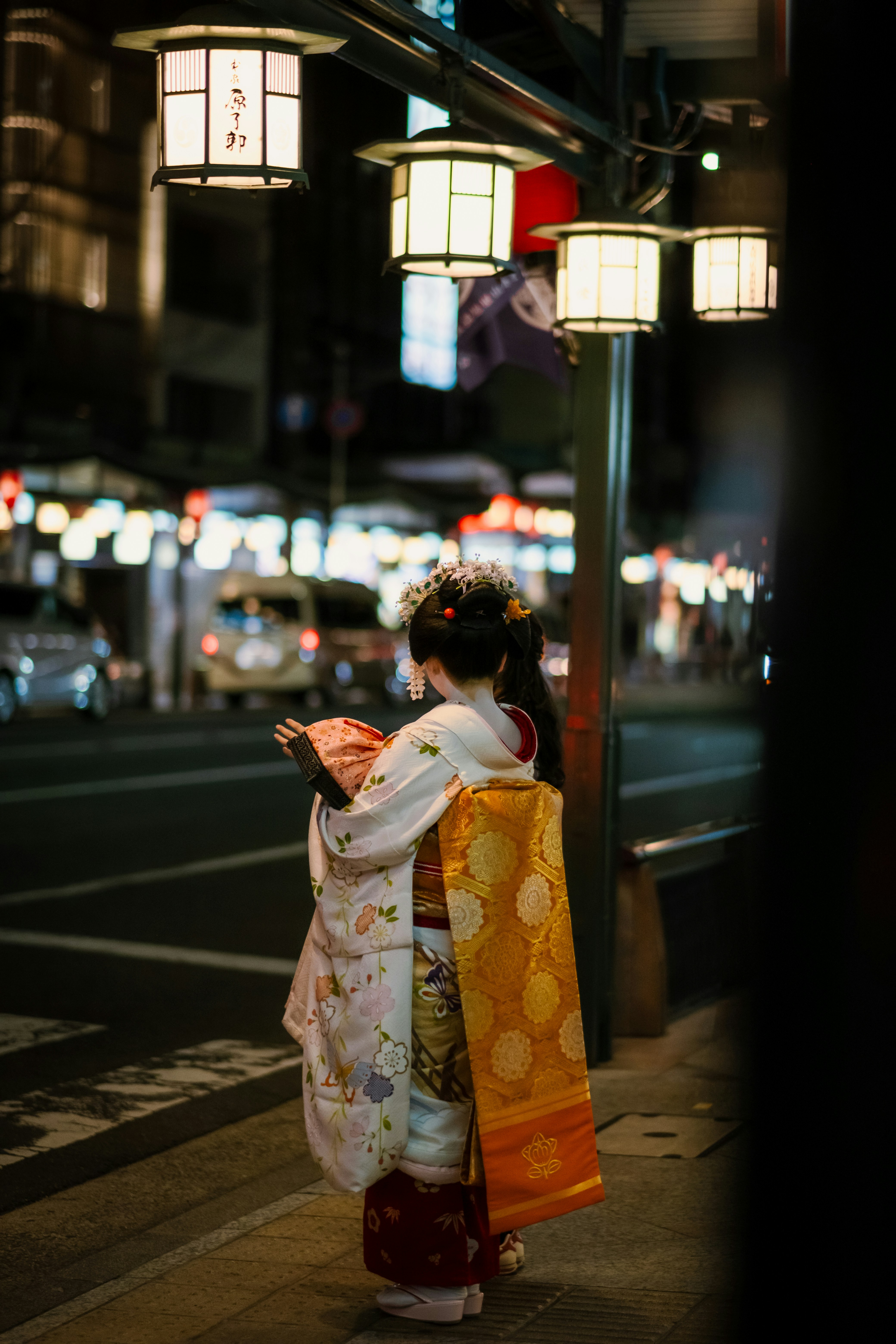 A geisha in traditional attire on a city street. photo – Free Woman ...