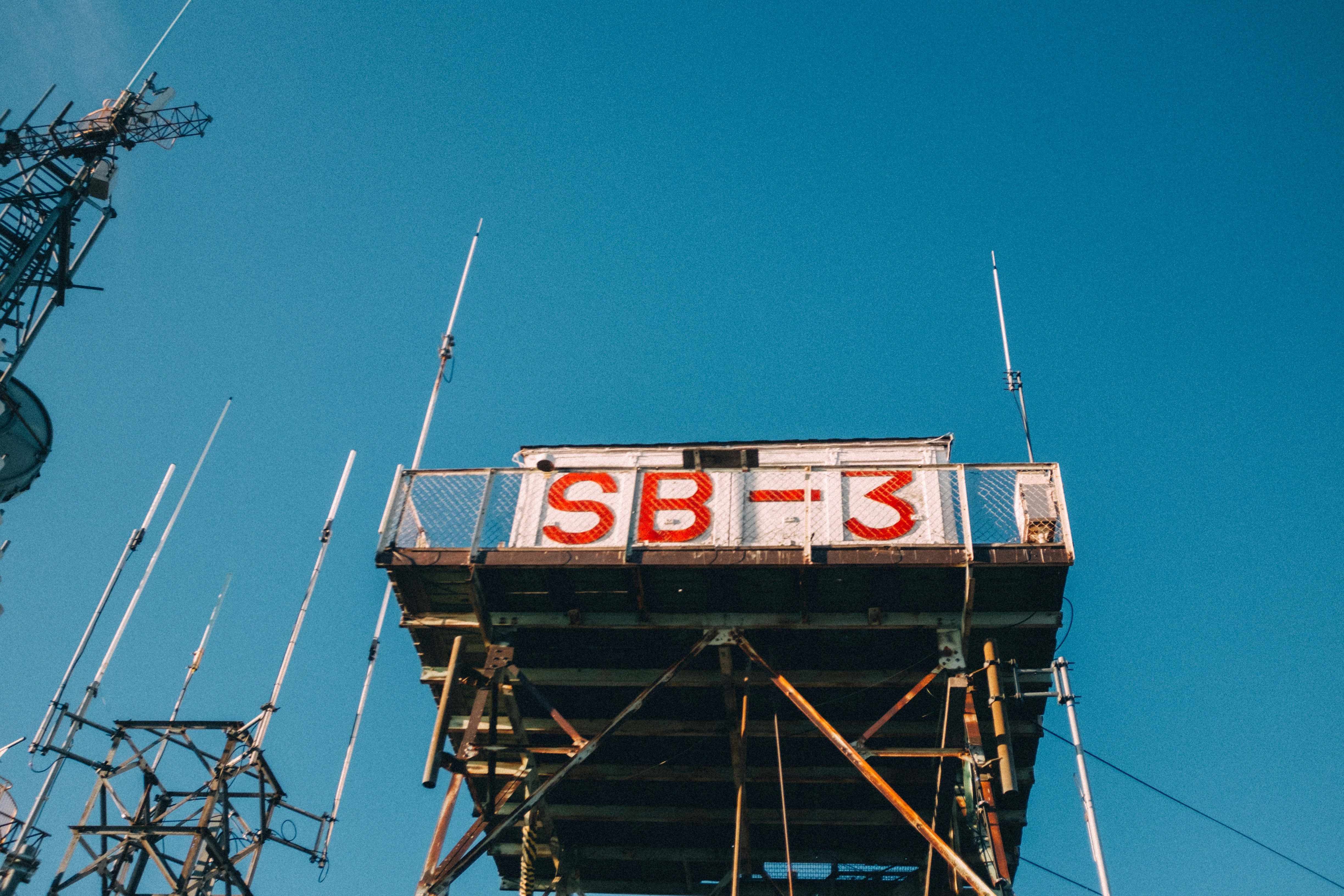 A radio tower marked "sb-3" stands against the sky. photo – Free Beach ...