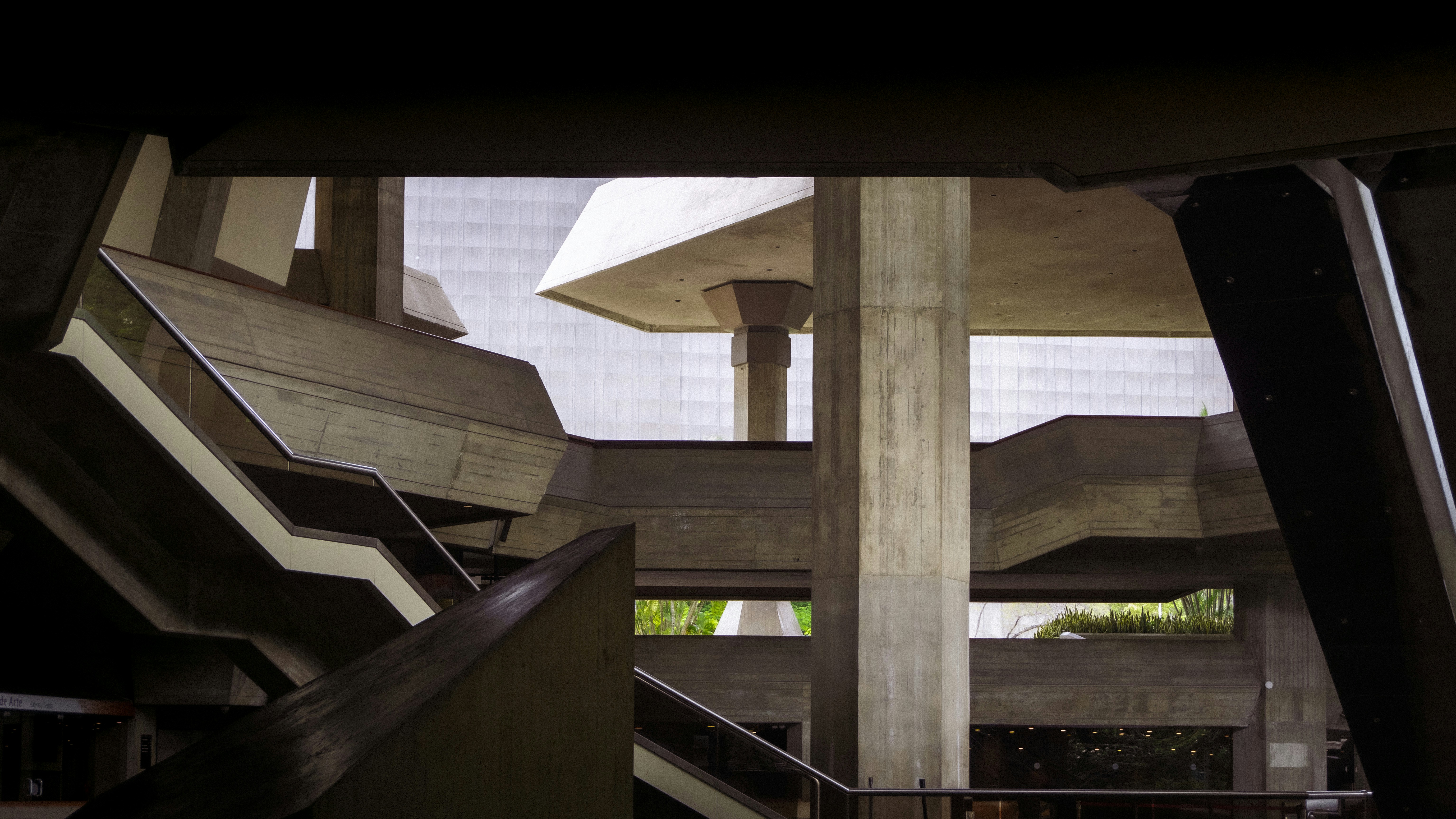 Concrete architecture with stairs and open spaces. photo – Free Brutalism Image on Unsplash